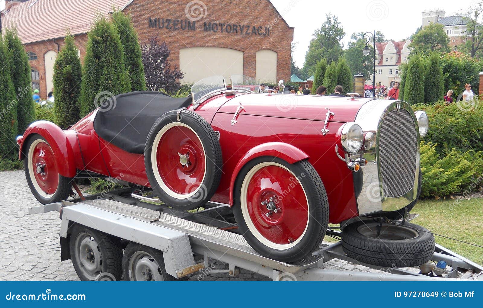 Oude Rode Auto redactionele stock afbeelding. Image of klassiek - 97270649