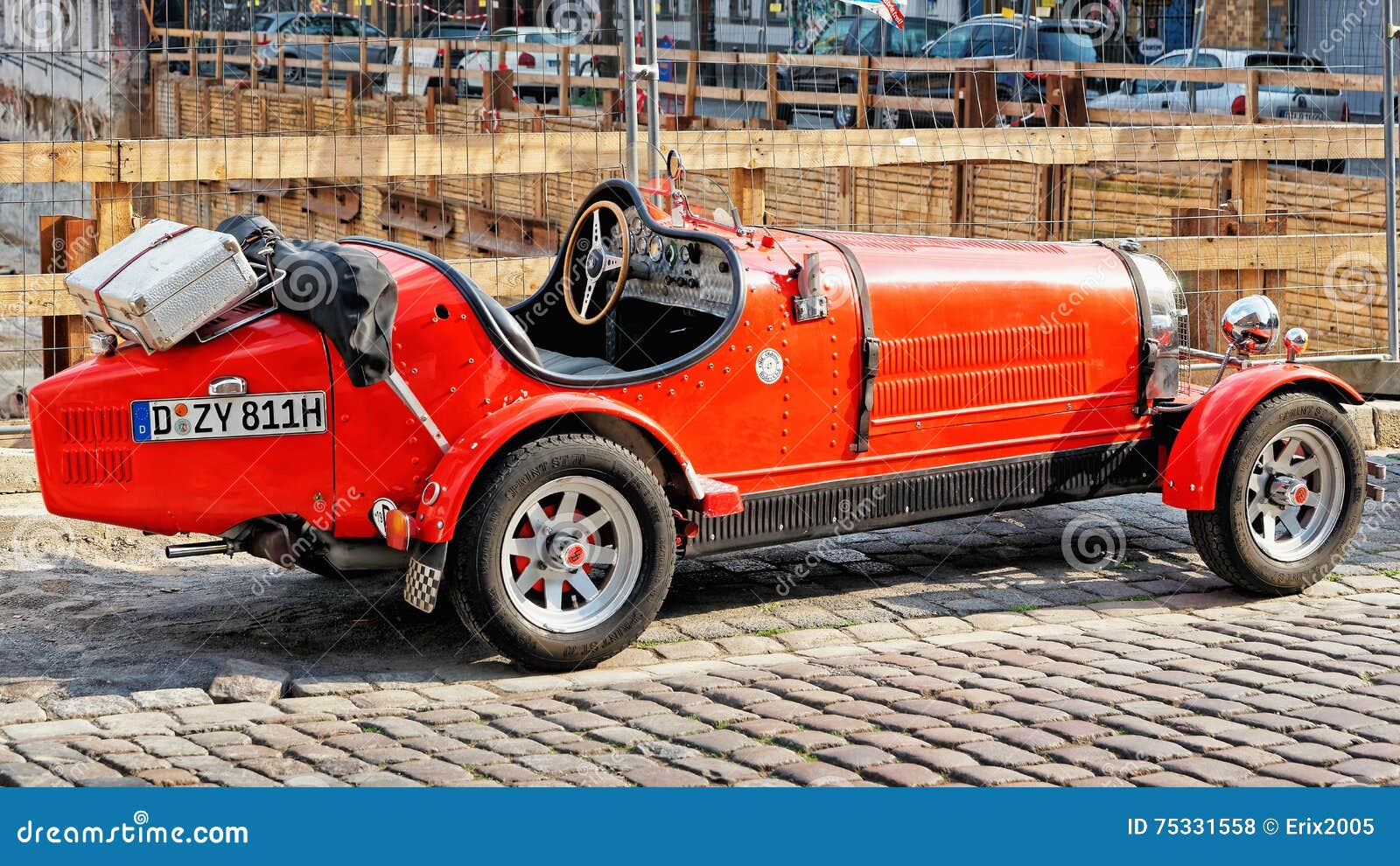 Oude Rode Auto in De Straten Van Dusseldorf Redactionele Stock Foto ...