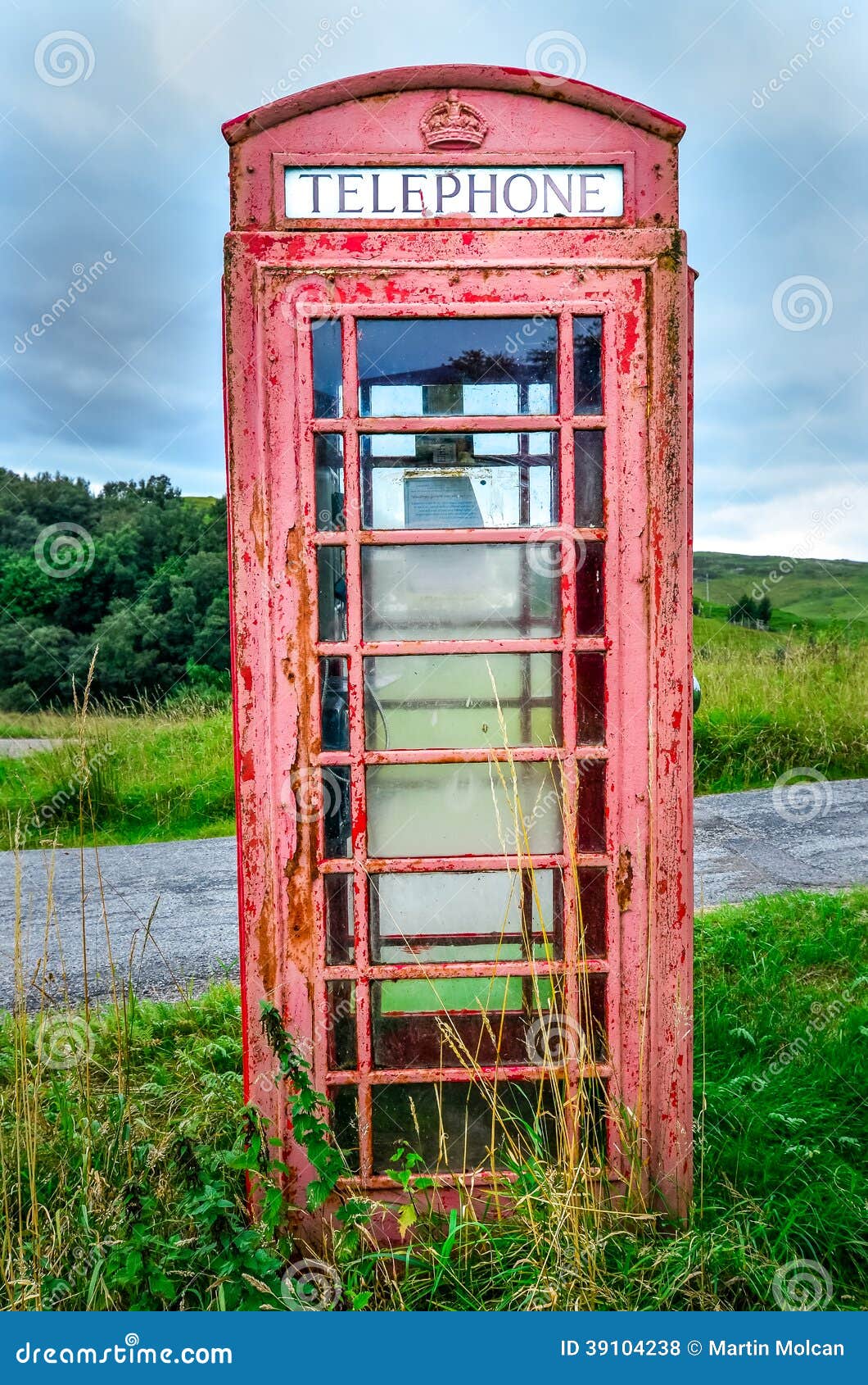 Oude Rode Engelse Telefooncel in Platteland Stock Foto - Image of ...