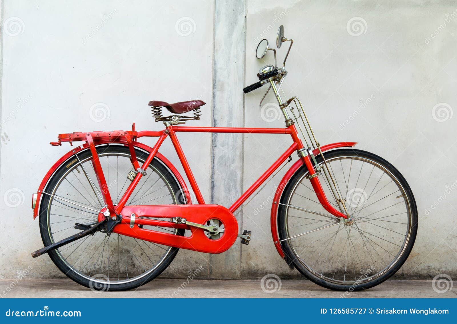 Oude Rode Fiets En Cementmuur Stock Afbeelding - Image of koolsteen ...