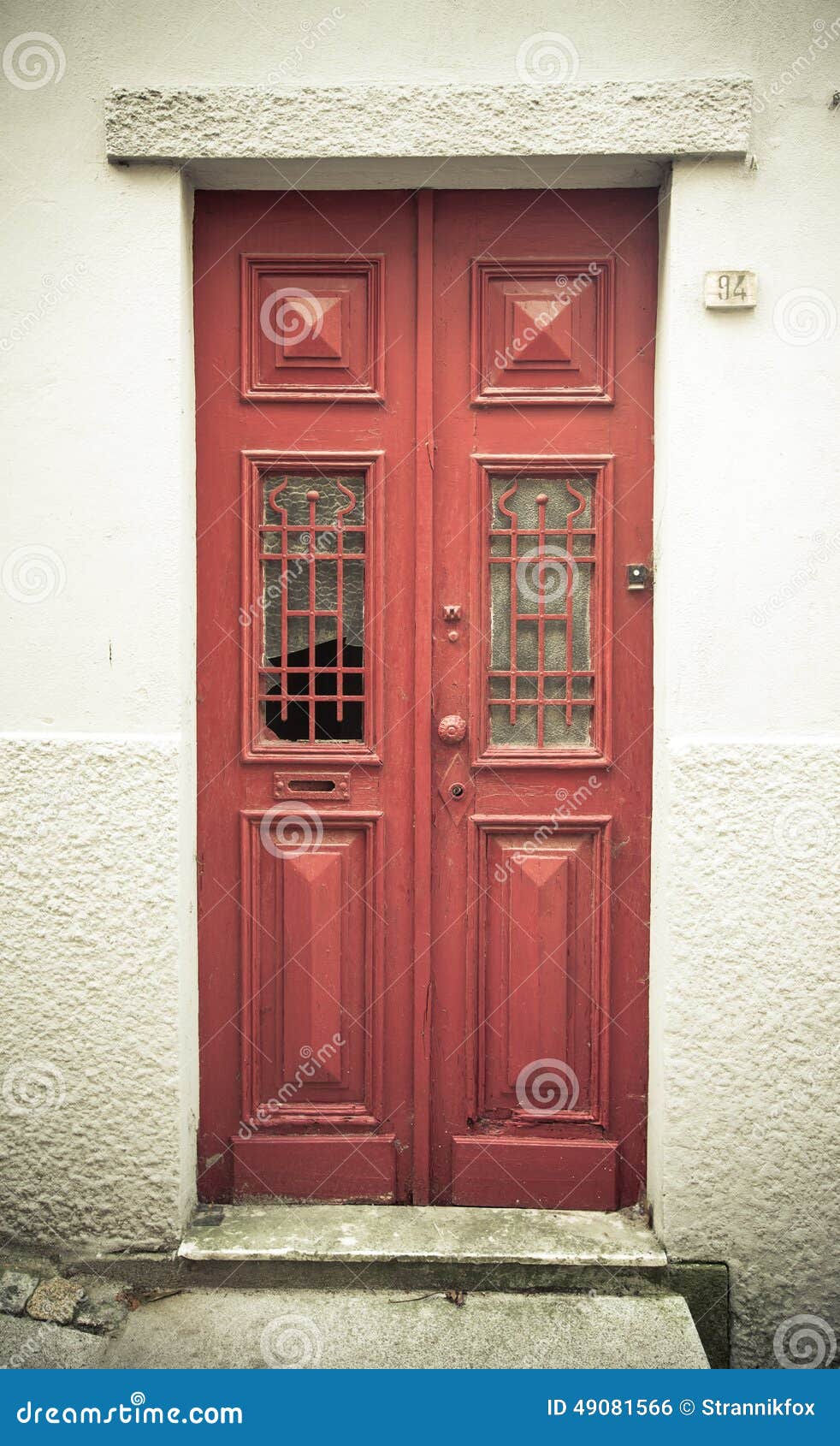 Oude Rode Houten Deur Met Venster En Net Gestemd Stock Foto - Image of ...