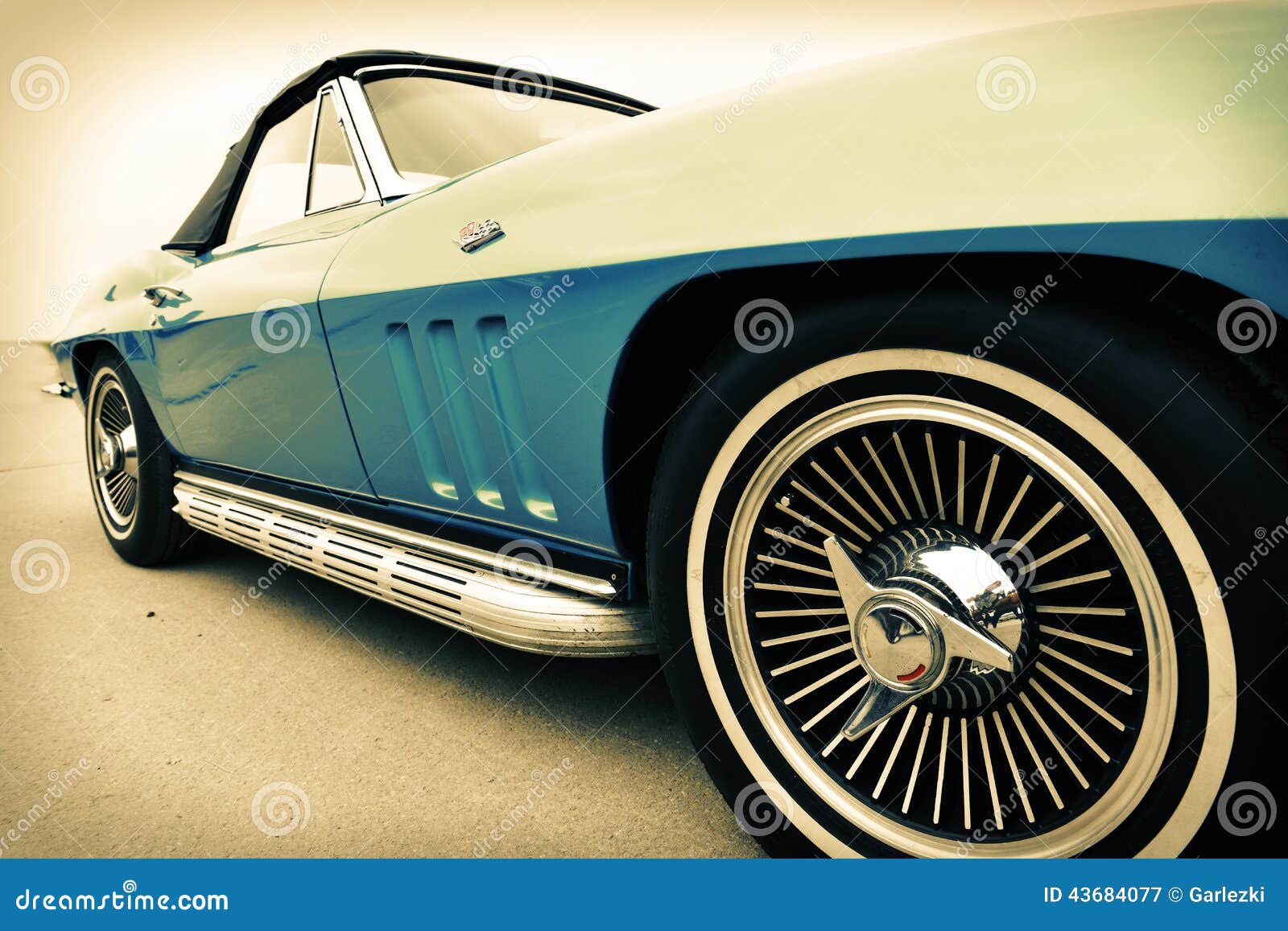 Oude rode retro auto, stock afbeelding. Image of emotie - 43684077