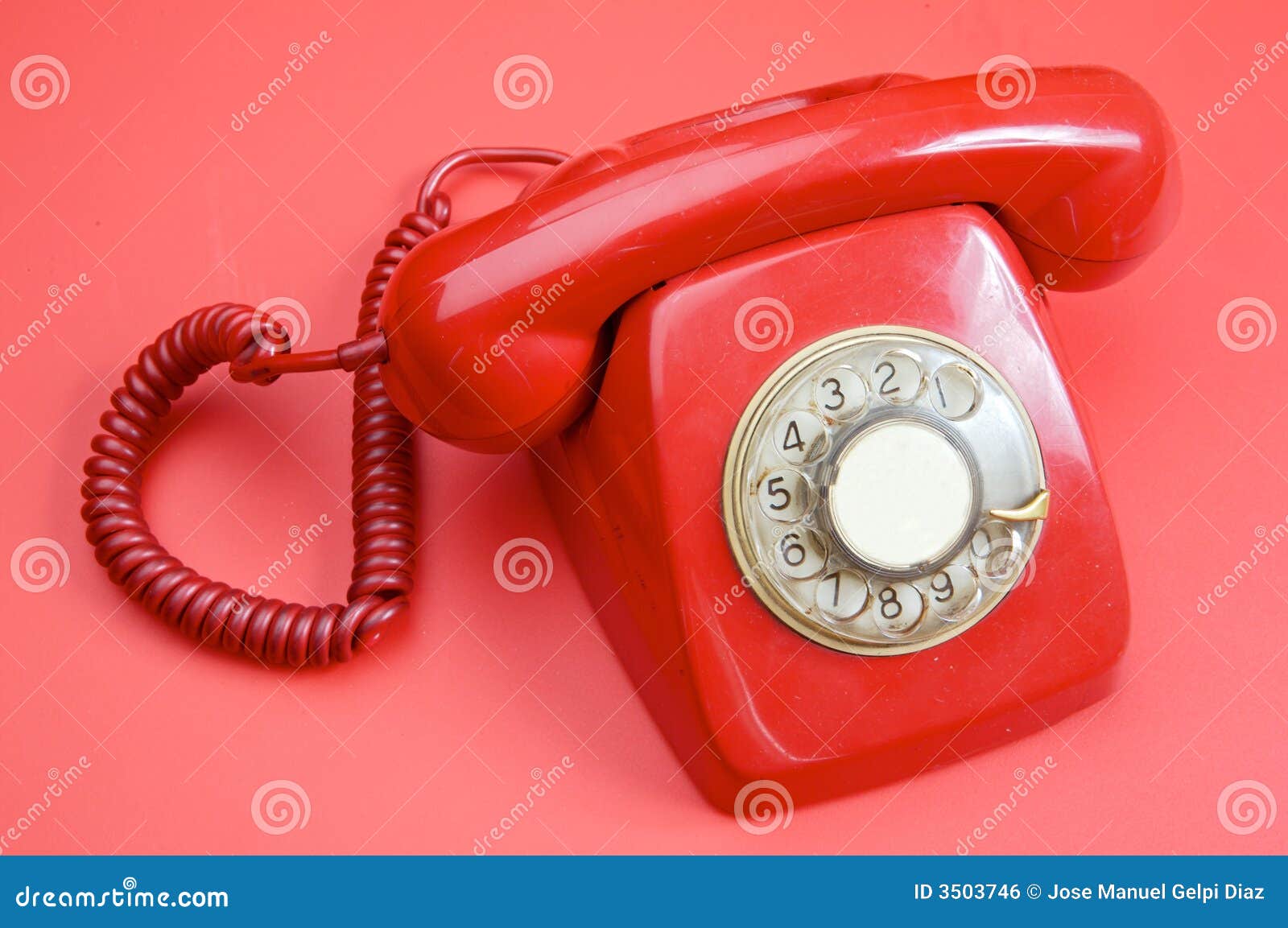 Oude rode telefoon stock foto. Afbeelding bestaande uit bespreking ...