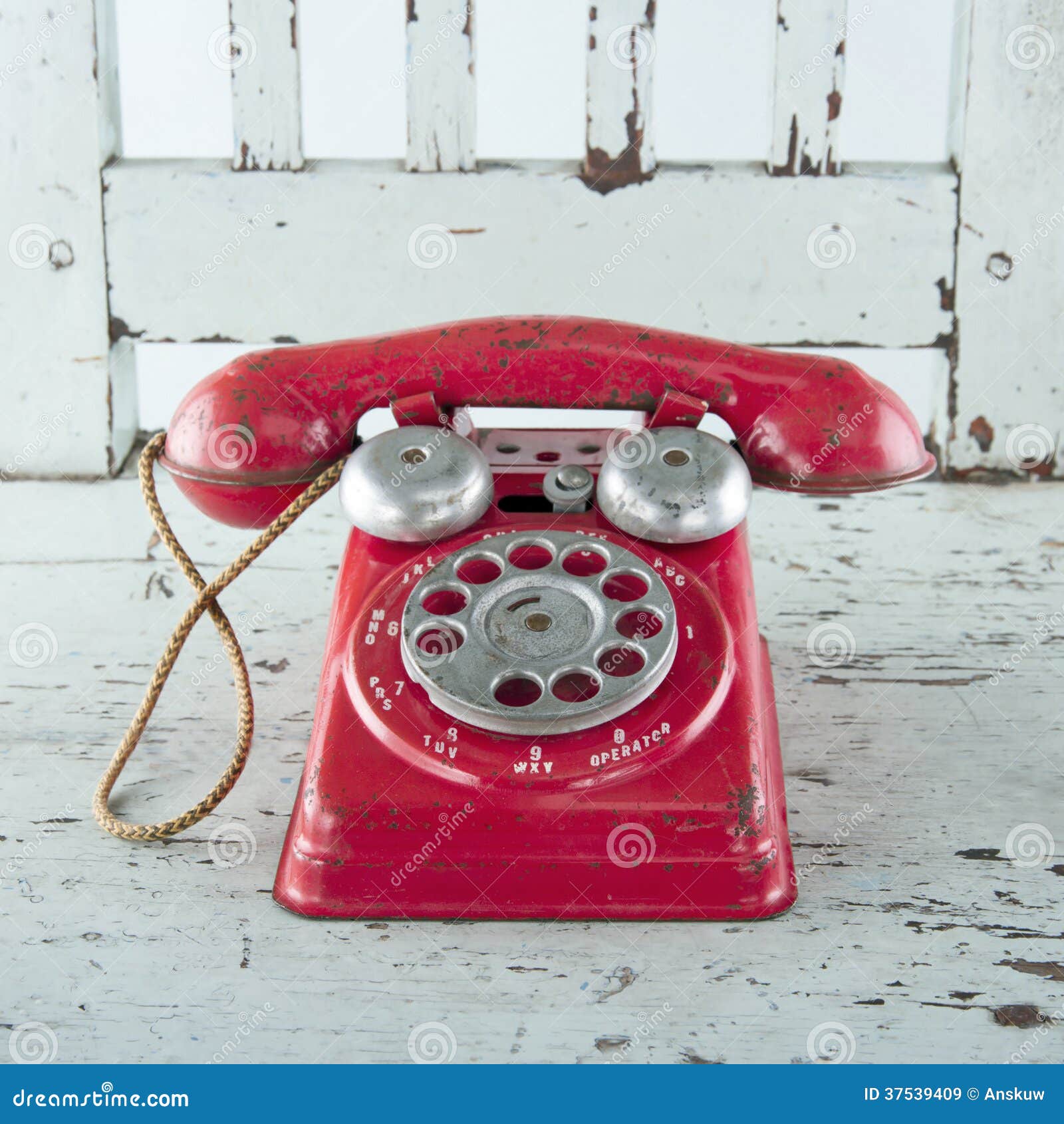 Oude rode telefoon stock afbeelding. Image of gesprek - 37539409