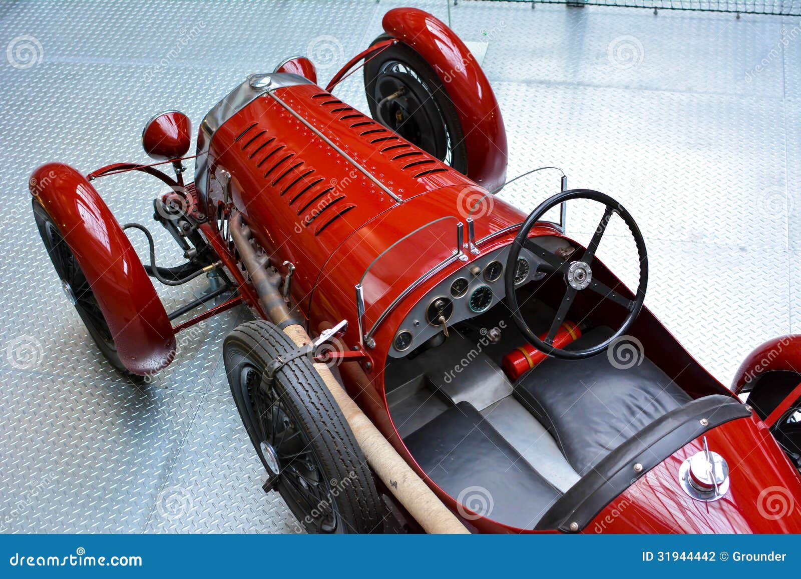 Oude rode uitstekende auto stock foto. Image of zwart - 31944442