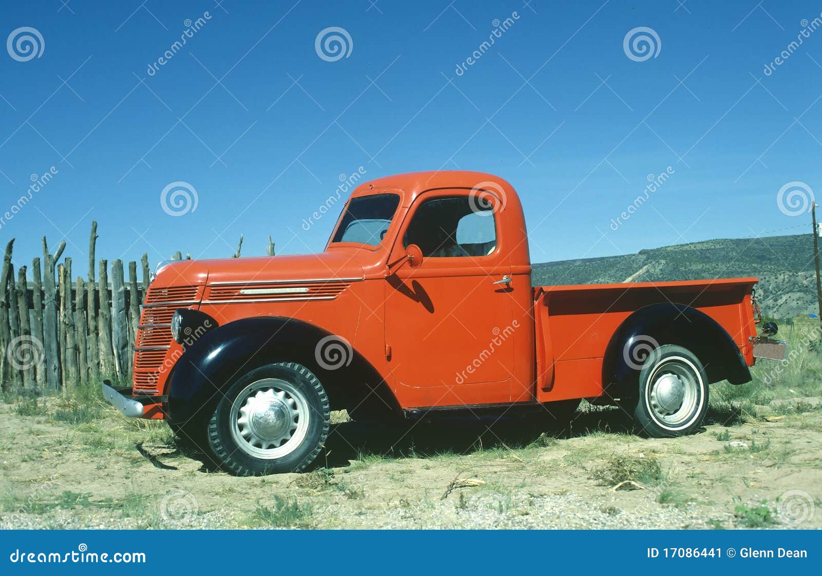 Oude Rode Vrachtwagen stock afbeelding. Image of vervoer - 17086441