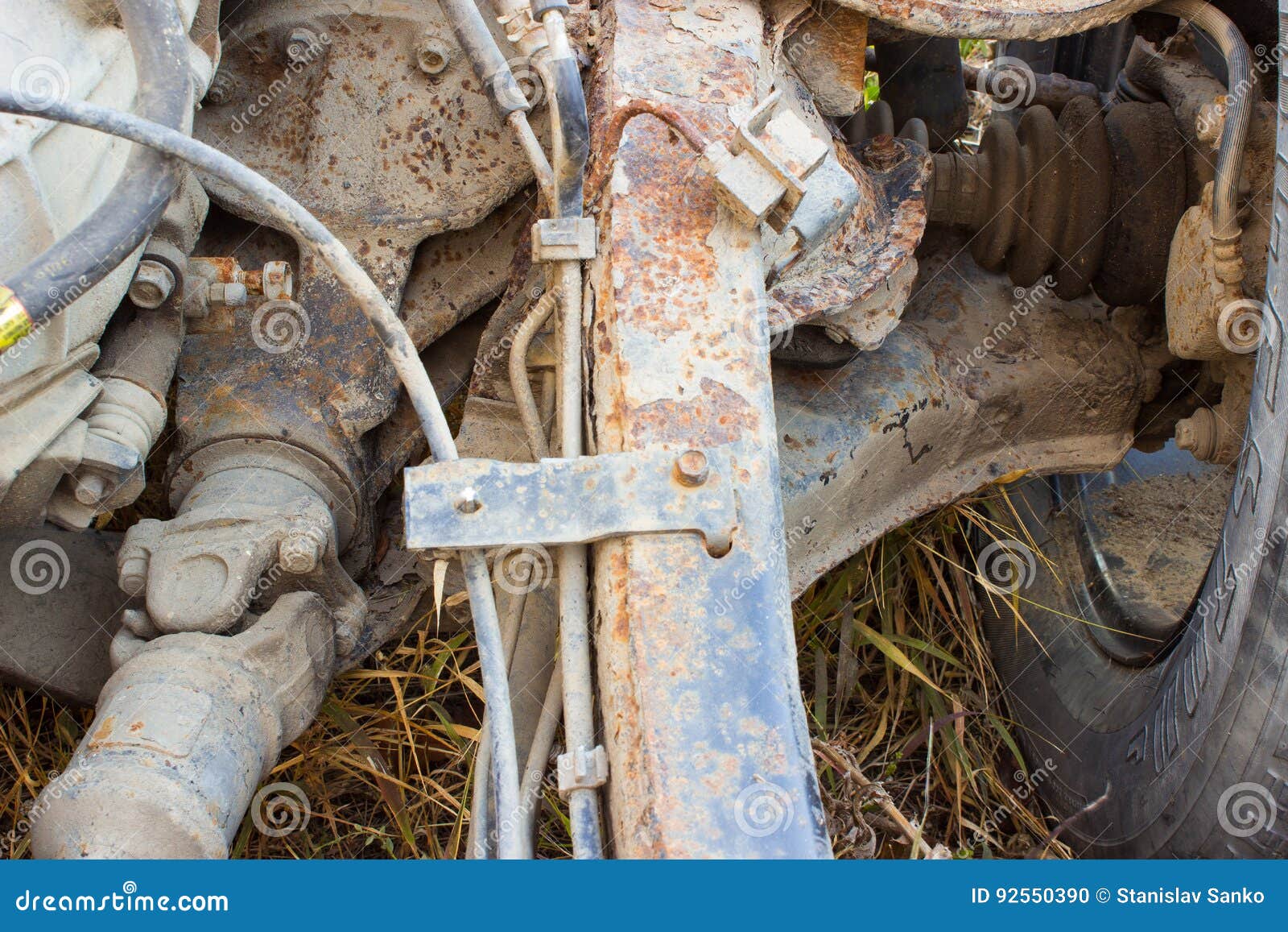 Oude Roestige Chassis, De Auto Met De Versnellingsbak, Drijfas, Differe ...