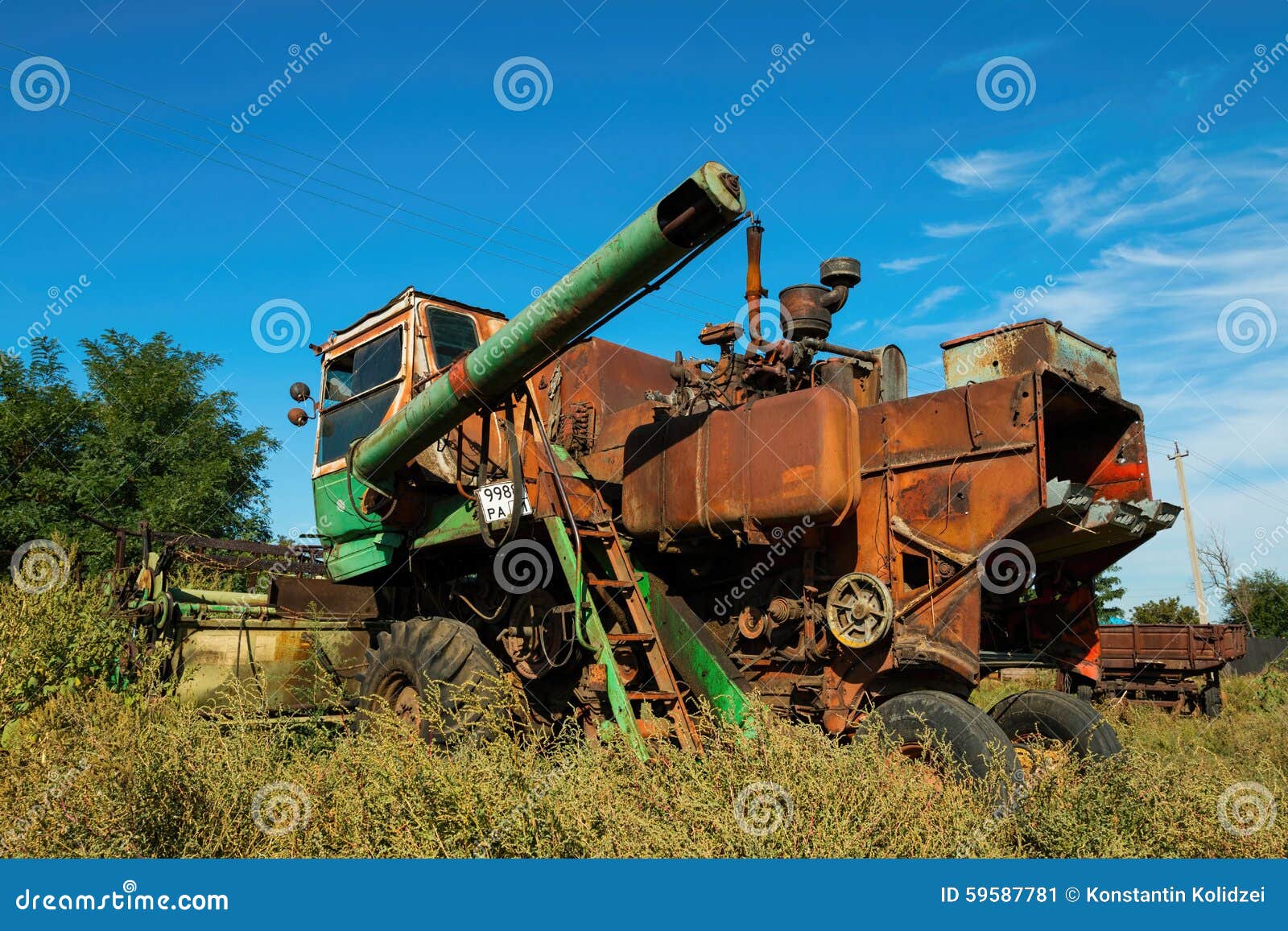 Oude Roestige Russische Maaimachine Redactionele Foto - Image of ...