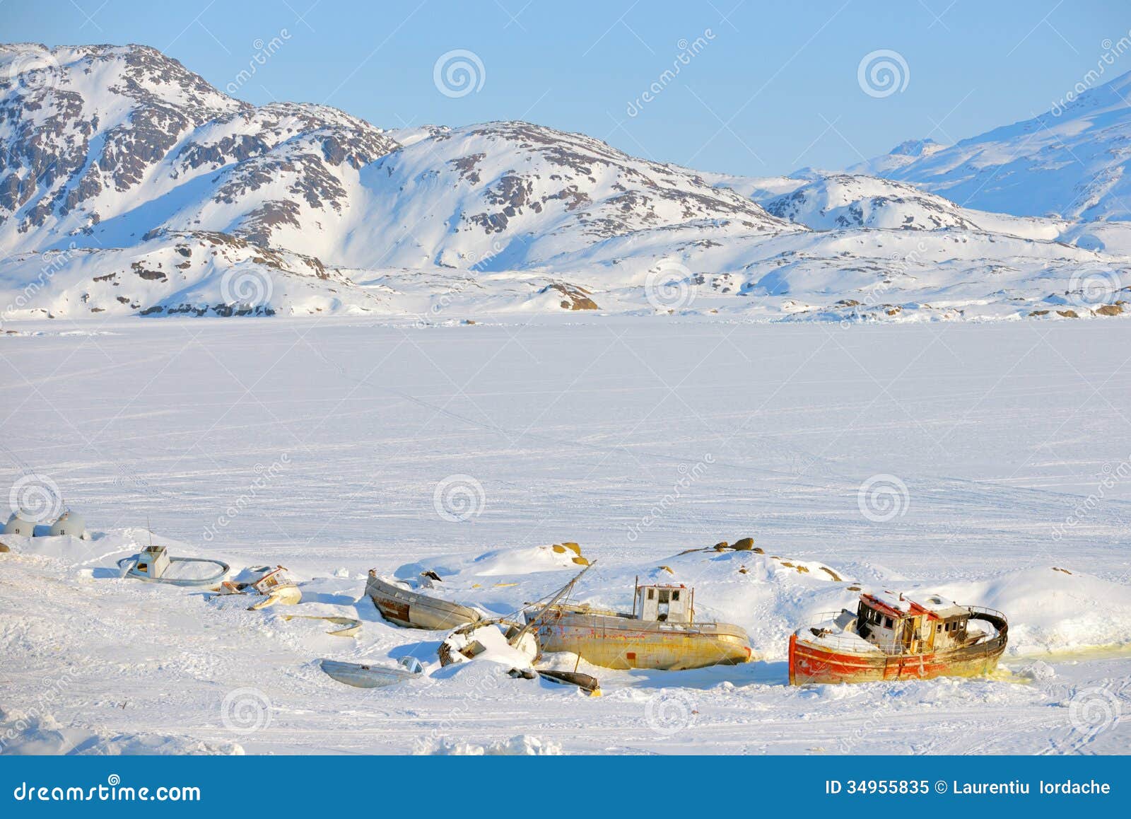 Oude Roestige Verlaten Schepen Op Bergen Stock Afbeelding - Image of ...