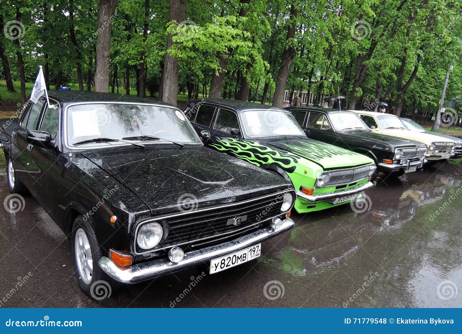 Oude Russische Auto's Van Verschillende Kleuren Redactionele Stock Foto ...