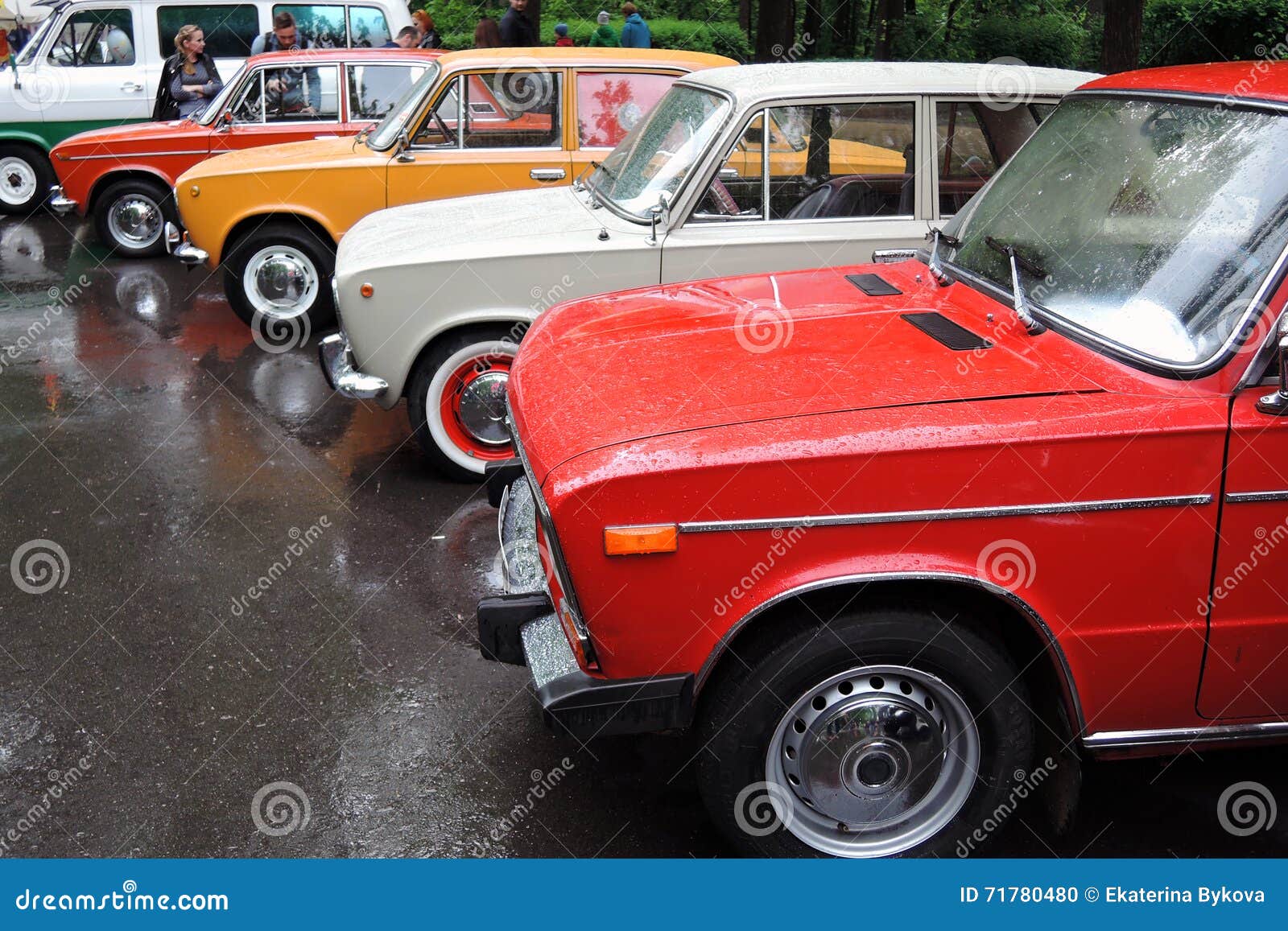 Oude Russische Auto's Van Verschillende Kleuren Redactionele Afbeelding ...