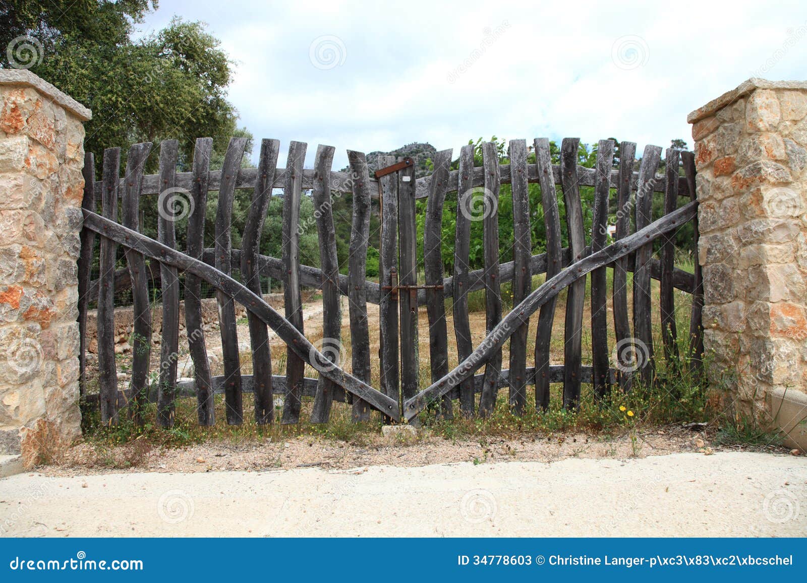 Oude rustieke houten poort stock afbeelding. Image of houten - 34778603