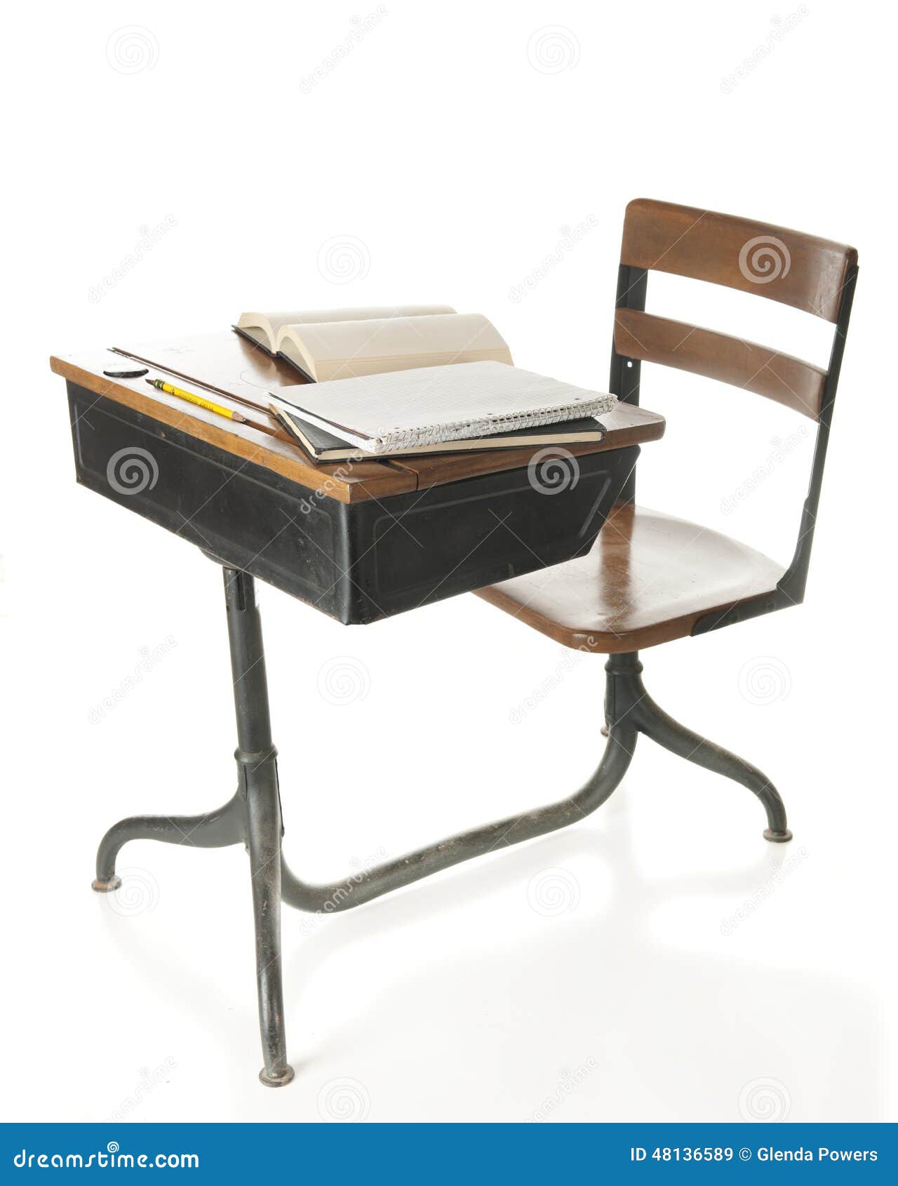 Oude Schoolbank stock afbeelding. Image of houten, bureau - 48136589