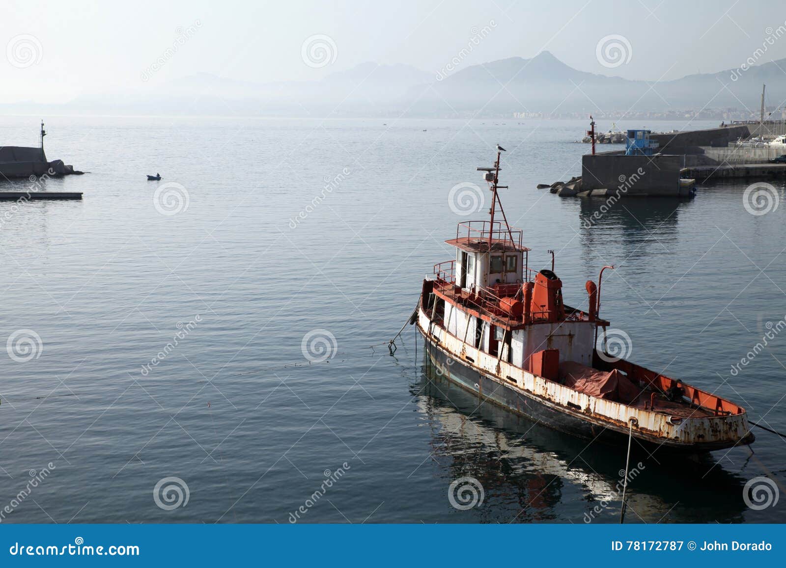 Oude Sleepboot stock afbeelding. Image of water, sleepboot - 78172787