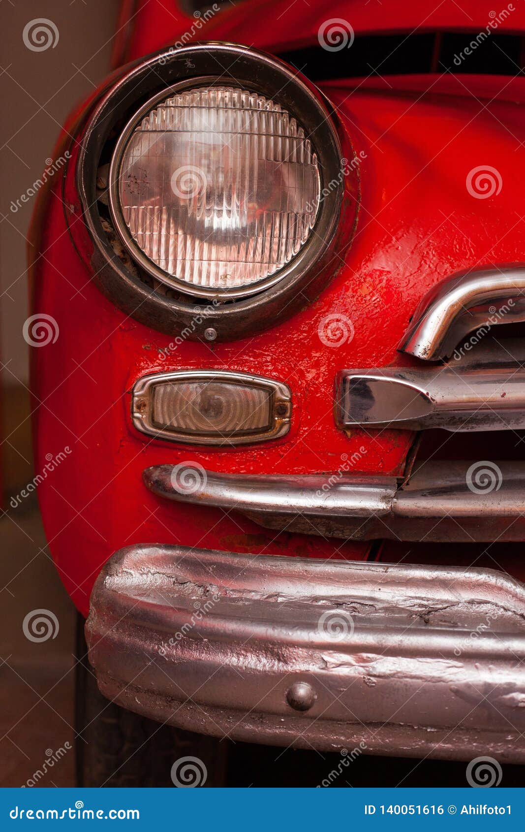 Oude Sovjet Rode Auto Met Ronde Koplampen Stock Foto - Image of ontwerp ...