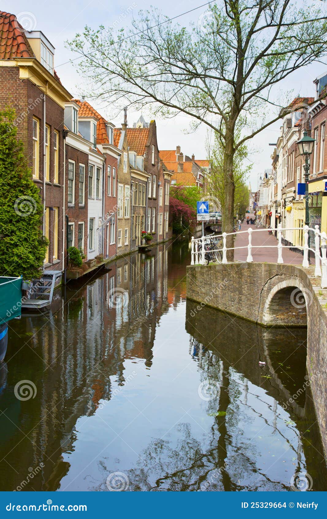 Oude stad, Delft, Holland stock foto. Image of straat - 25329664