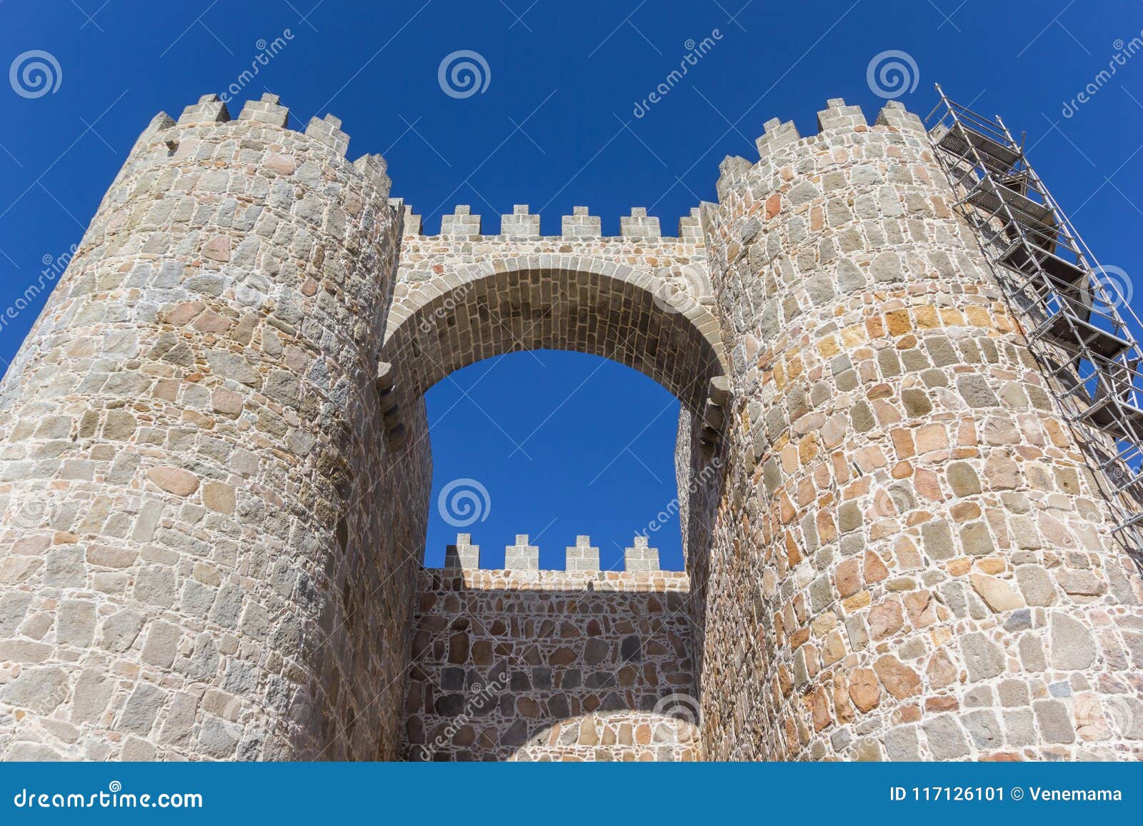 Oude Stadspoort in De Historische Stad Van Avila Stock Afbeelding ...