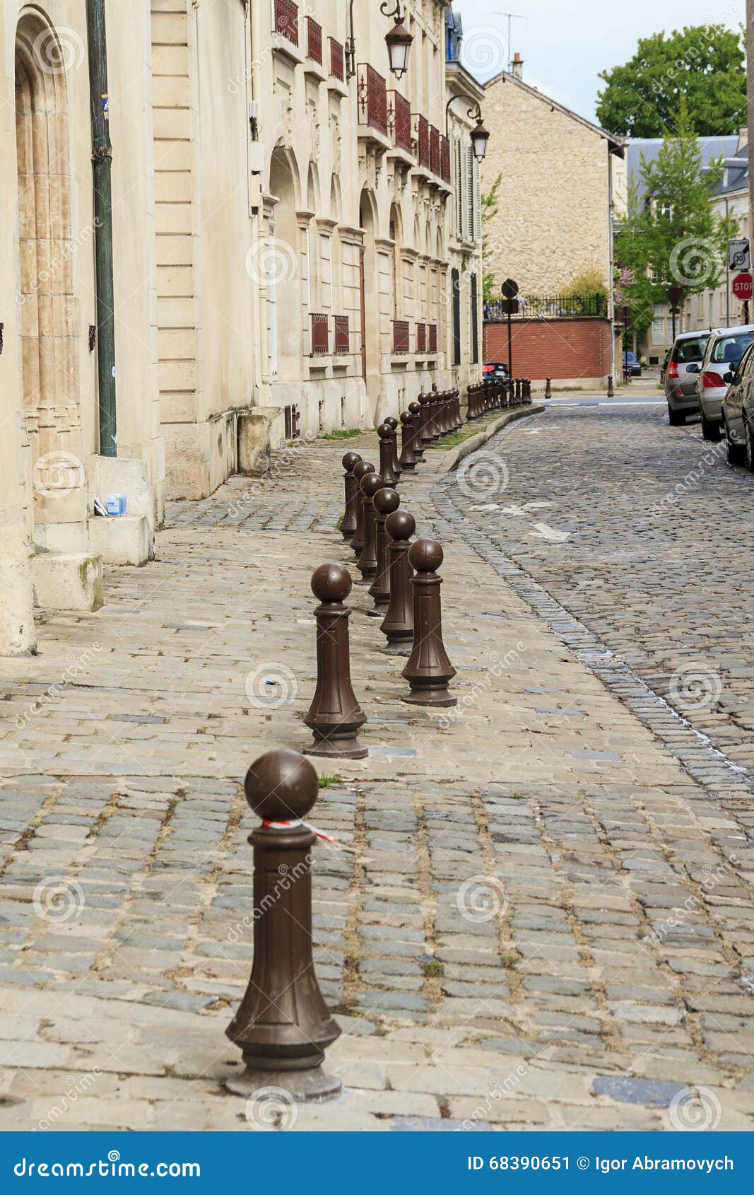 Oude Straat in Weinig Franse Stad Stock Afbeelding - Image of staaf ...