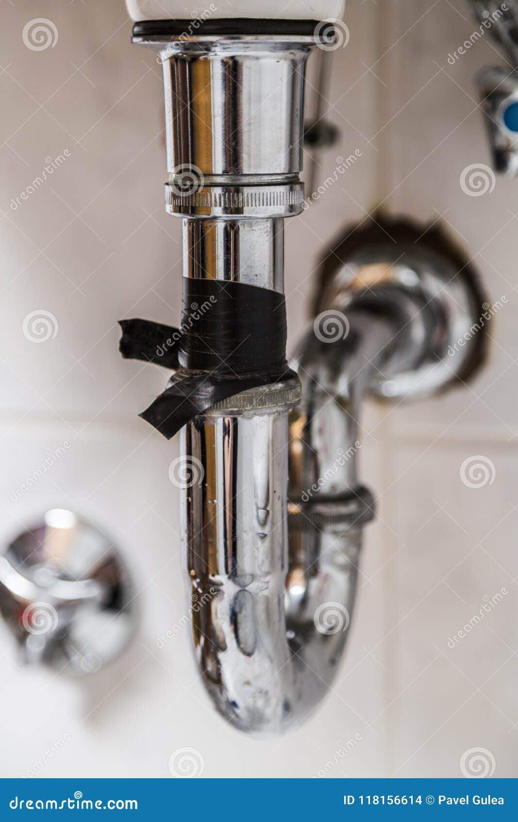 Oude Stromende Rioolbuis in Keuken of Badkamers Stock Foto - Image of ...