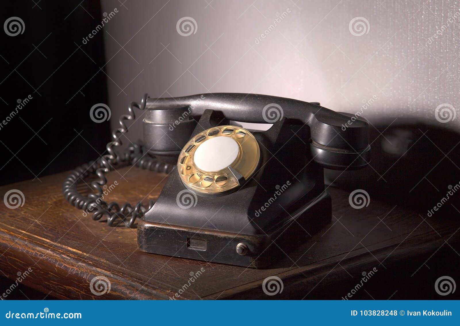 Oude Telefoon stock foto. Image of wijnoogst, bespreking - 103828248