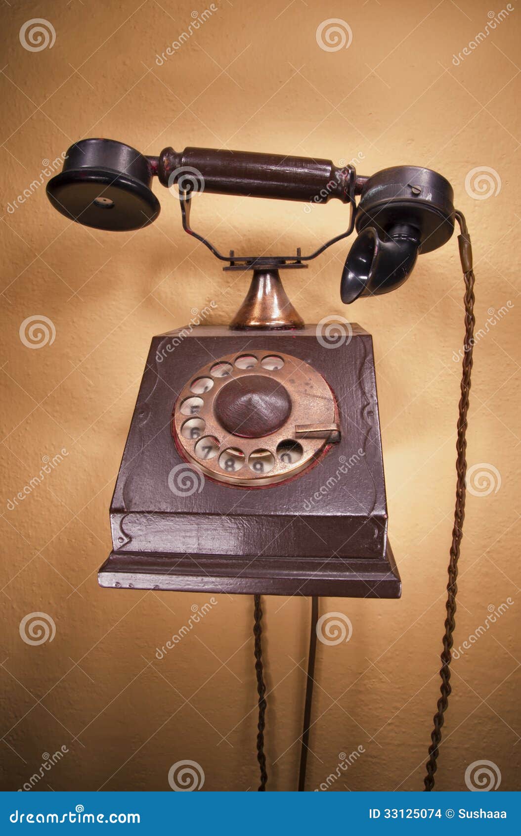 Oude telefoon stock foto. Image of nostalgie, bureau - 33125074