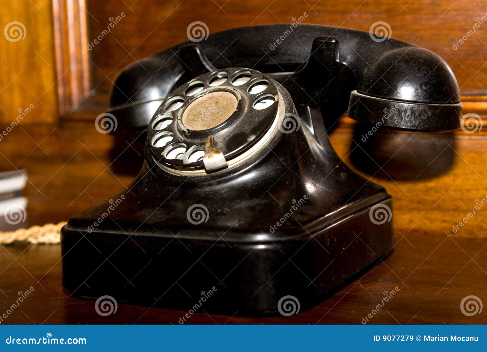 Oude telefoon stock afbeelding. Image of mening, telecommunicatie - 9077279
