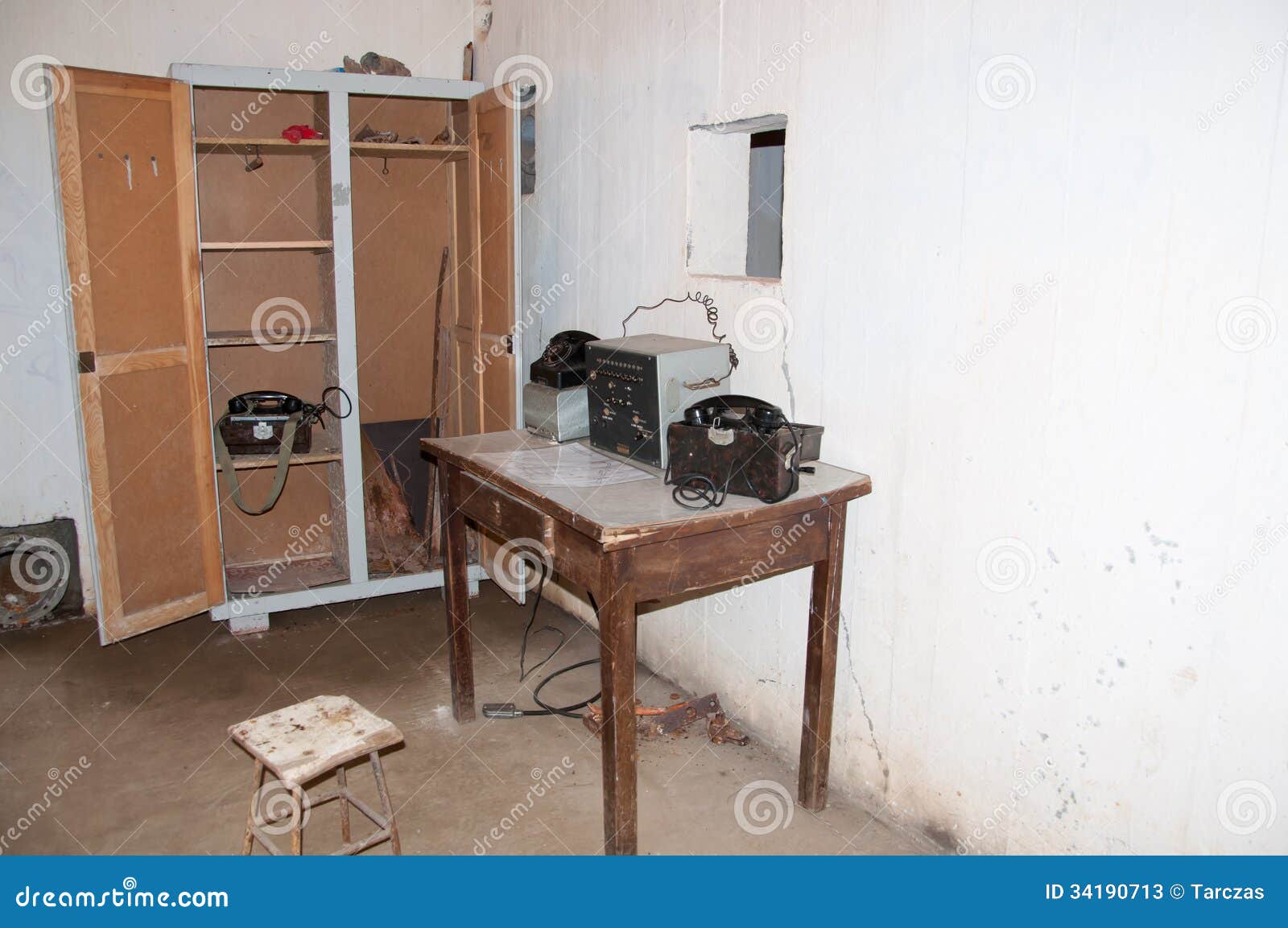 Oude Telefoon in Een Bunker Stock Afbeelding - Image of binnen ...