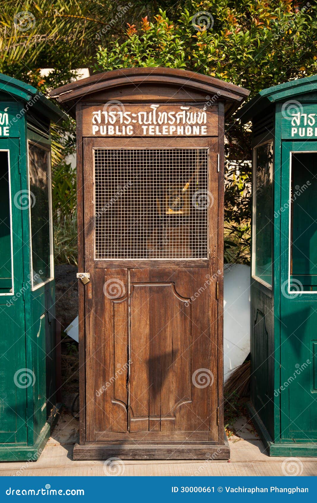 Oude telefooncel. stock afbeelding. Image of gebouwd - 30000661