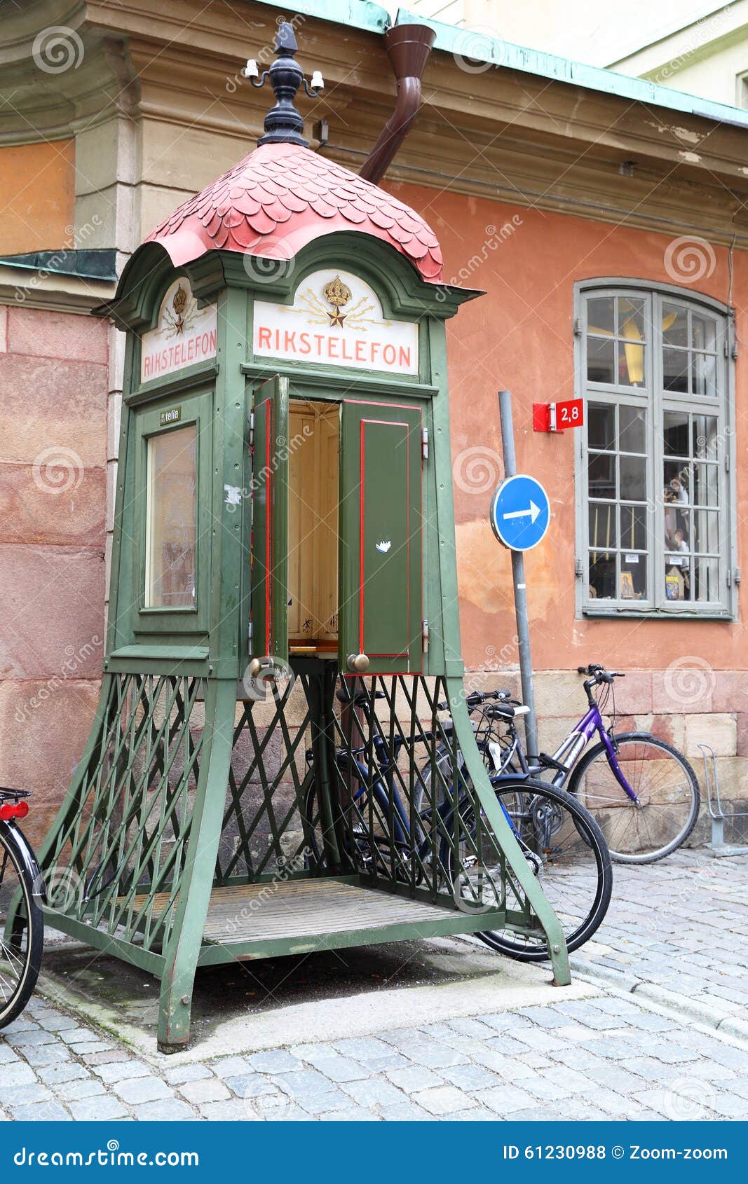 Oude telefooncel redactionele stock foto. Image of toerisme - 61230988