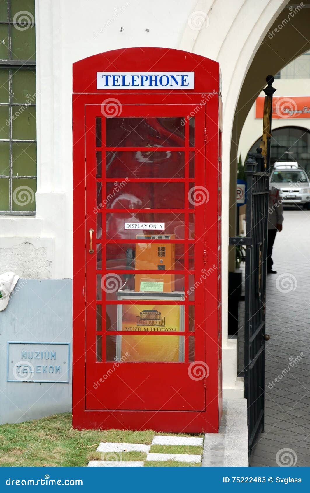 Oude telefooncel redactionele stock foto. Image of cabine - 75222483