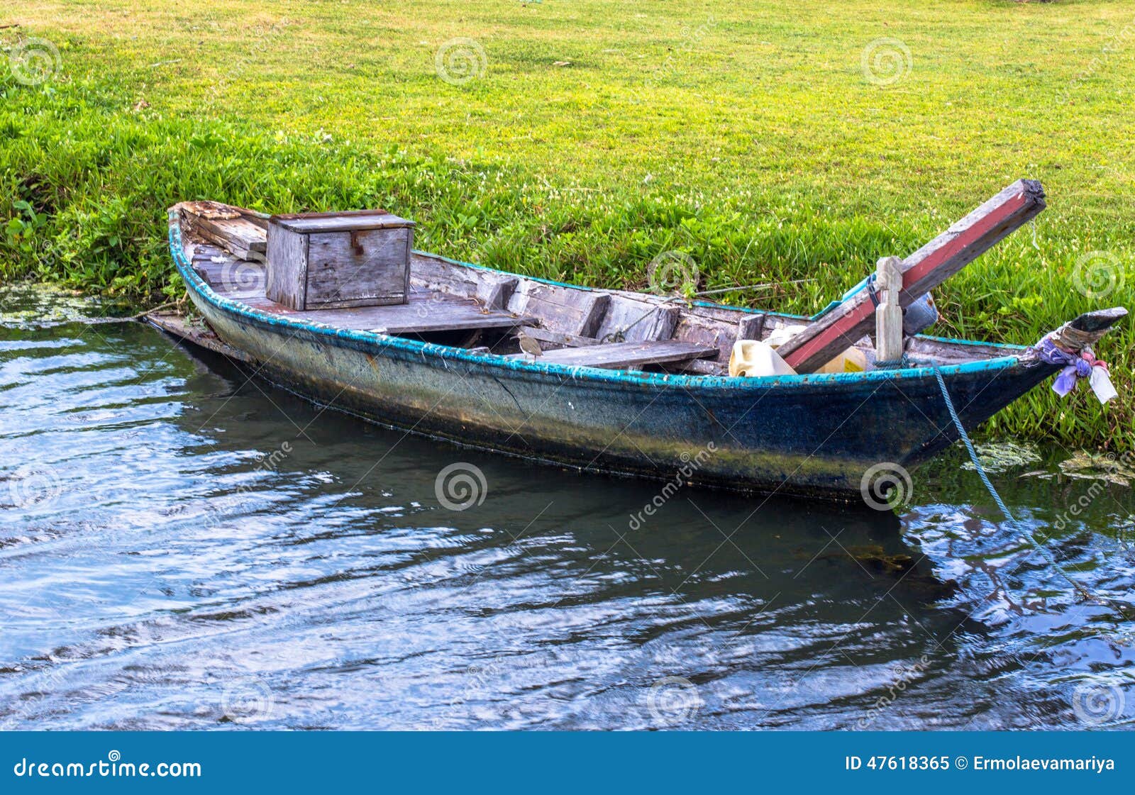 Oude Traditionele Houten Roeiboot Stock Afbeelding - Image of stroom ...