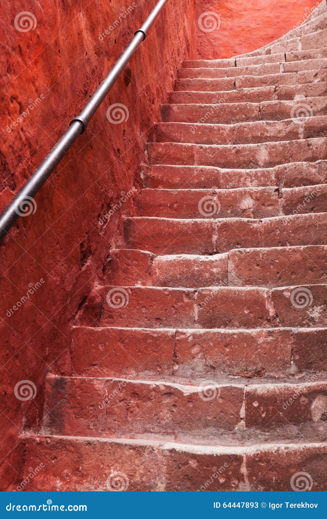 Oude trap en rode muur stock afbeelding. Image of vuil - 64447893