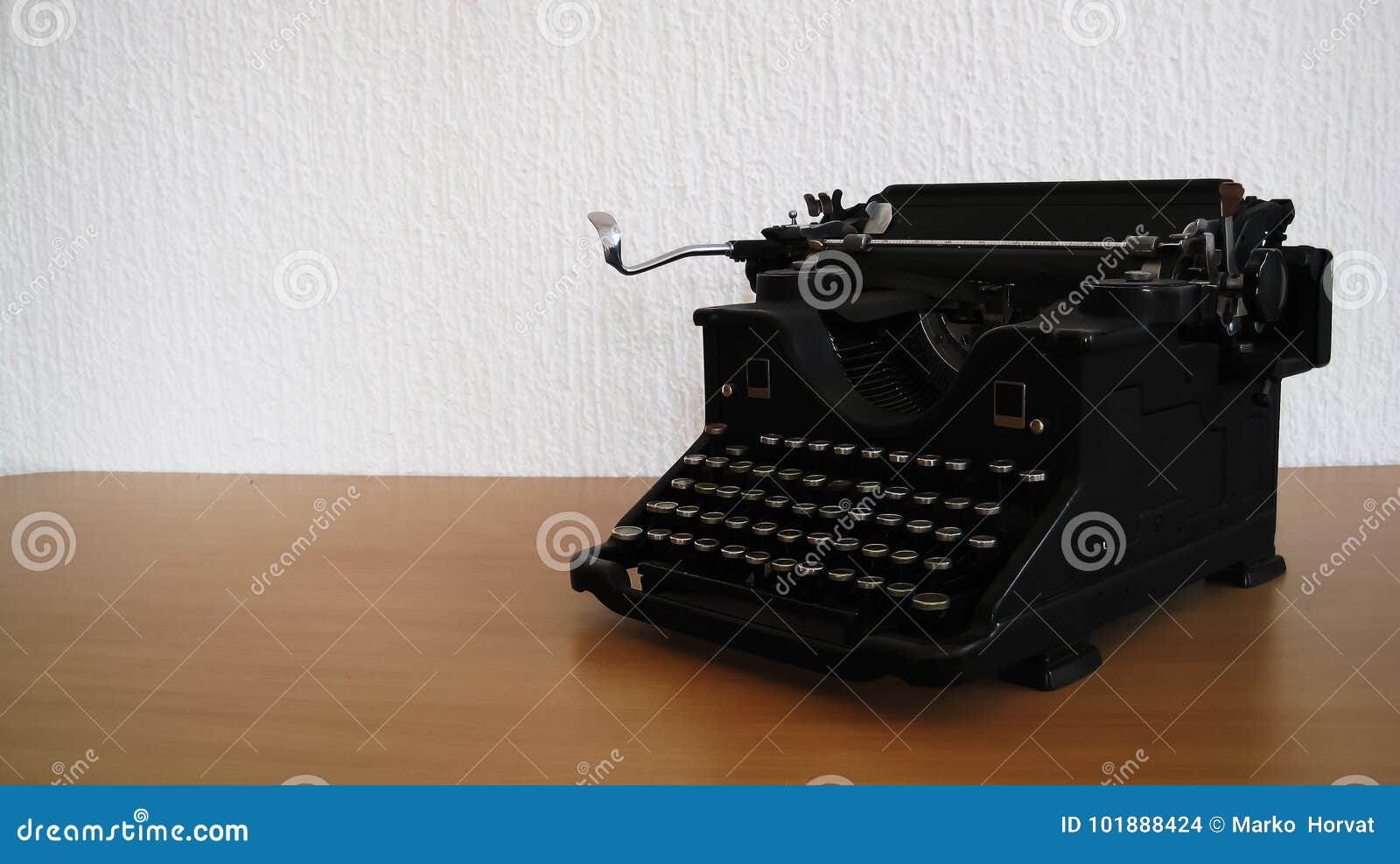 Oude typemachine stock foto. Image of nieuws, toetsenbord - 101888424