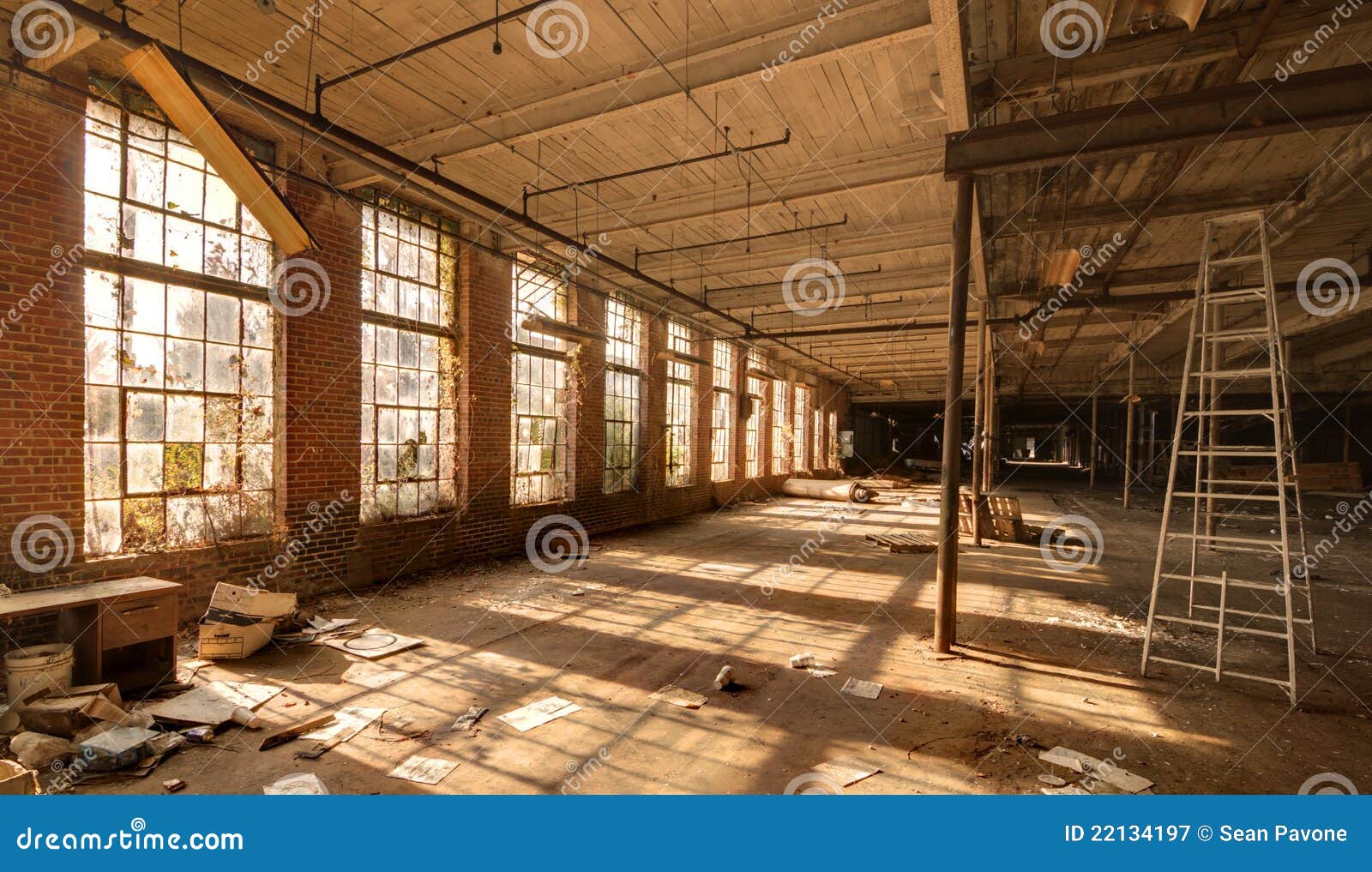 Oude verlaten fabriek stock afbeelding. Image of vuilnis - 22134197