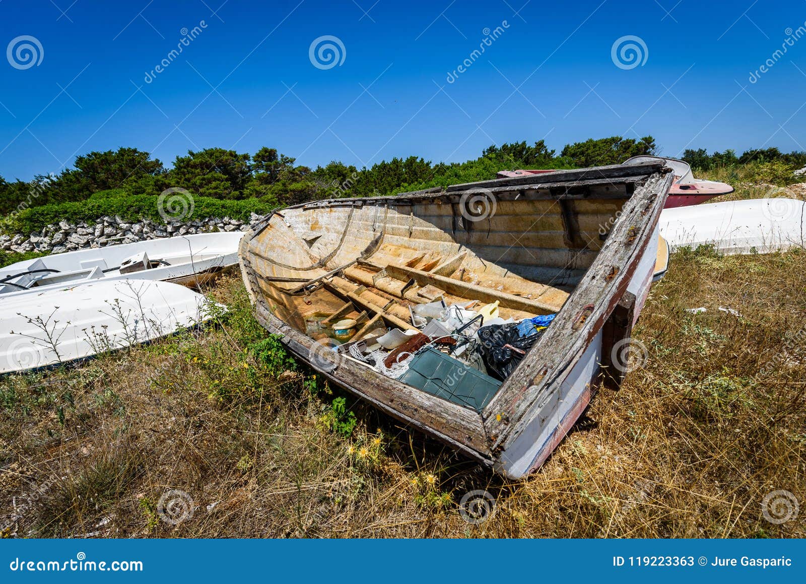 Oude Verlaten Gesloopte Vissersboot Bij Schip of Bootkerkhof Stock ...
