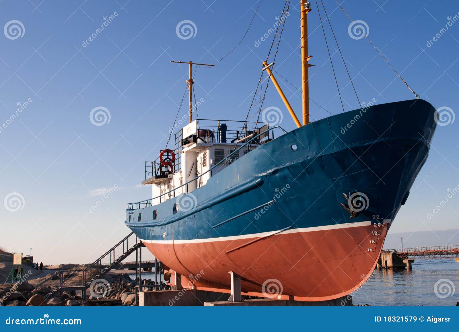 Oude vissersboot stock afbeelding. Image of visserij - 18321579