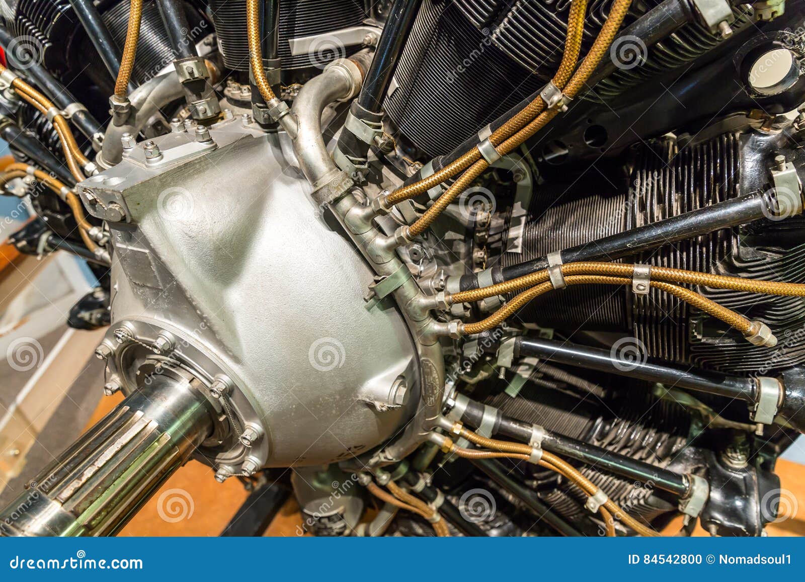 Oude vliegtuigenmotor stock foto. Image of pijp, geschiedenis - 84542800