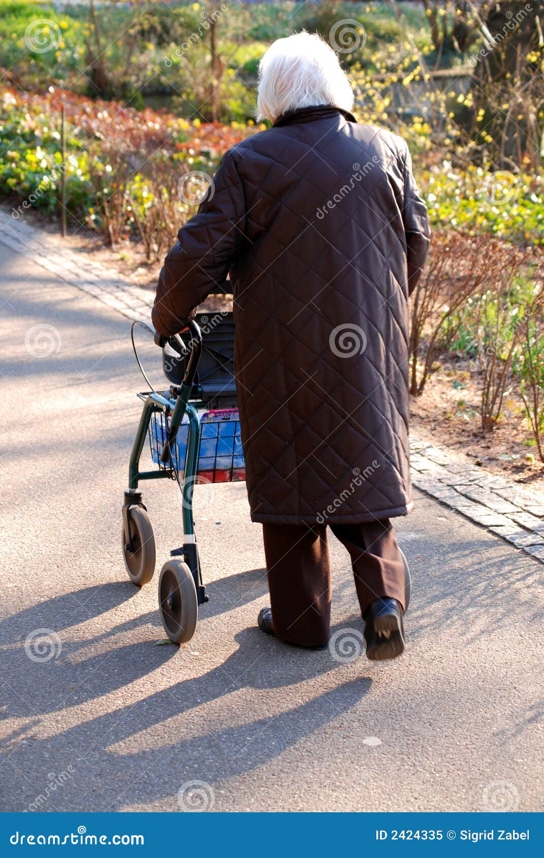 Oude Vrouw Die Alleen Loopt Stock Afbeelding - Image of oudste ...