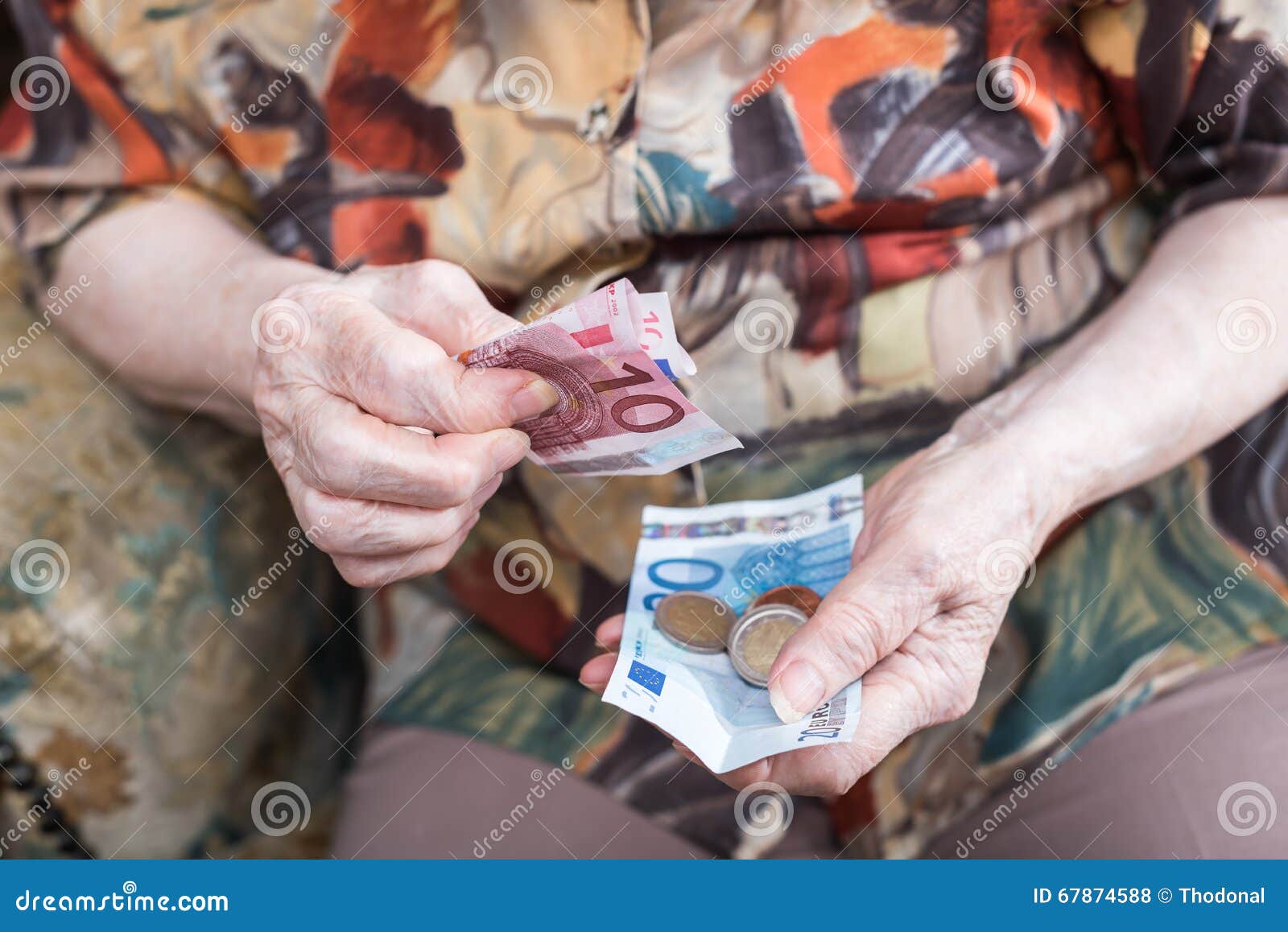 Oude Vrouw Die Haar Geld Tellen Stock Foto - Image of grootmoeder ...