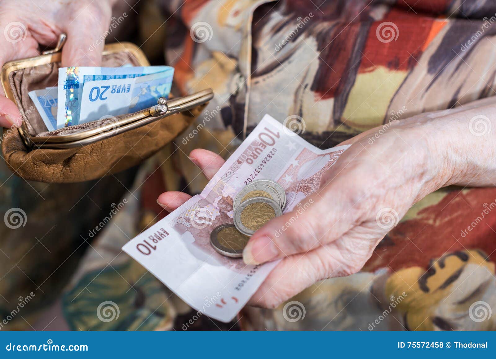 Oude Vrouw Die Haar Geld Tellen Stock Foto - Image of bank, euro: 75572458