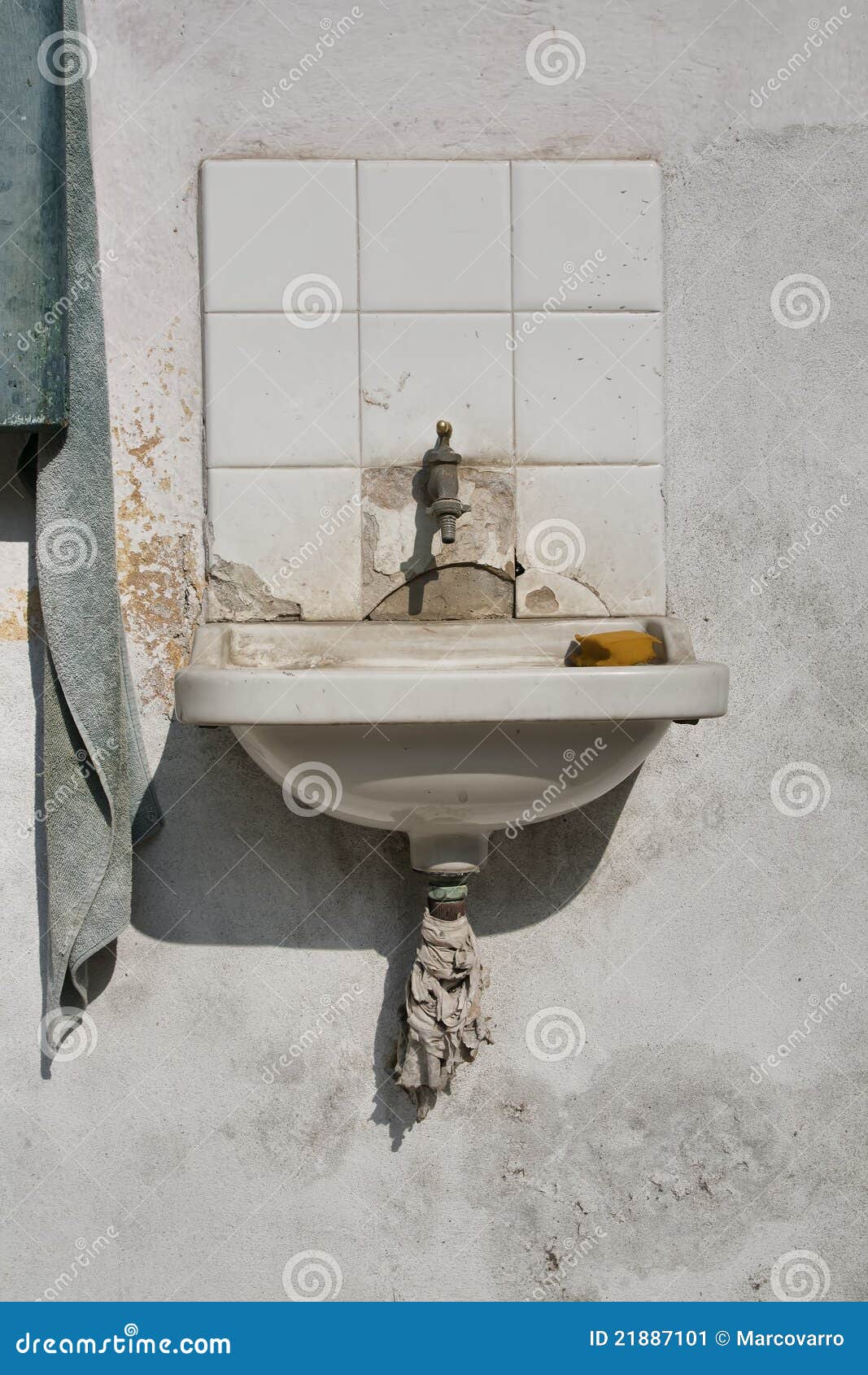 Oude wasbak stock afbeelding. Image of zonnig, wasbak - 21887101