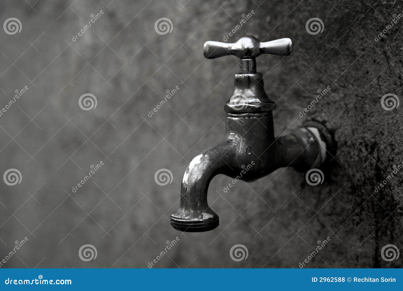 Oude waterbron stock foto. Image of water, bron, voorwerp - 2962588