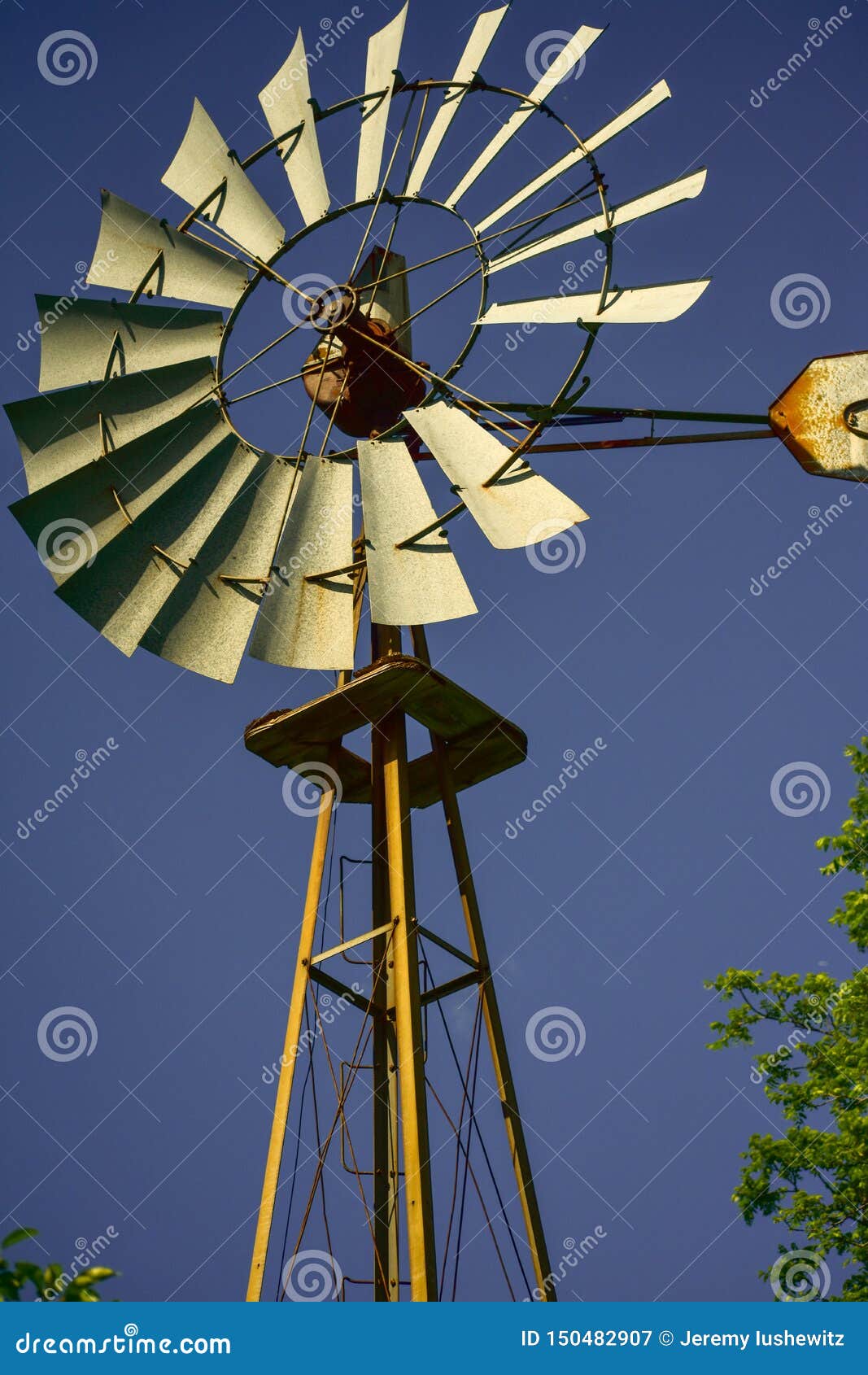Oude Windpomp in Park Van De Staat Van Lapham Het Piek Stock Afbeelding ...