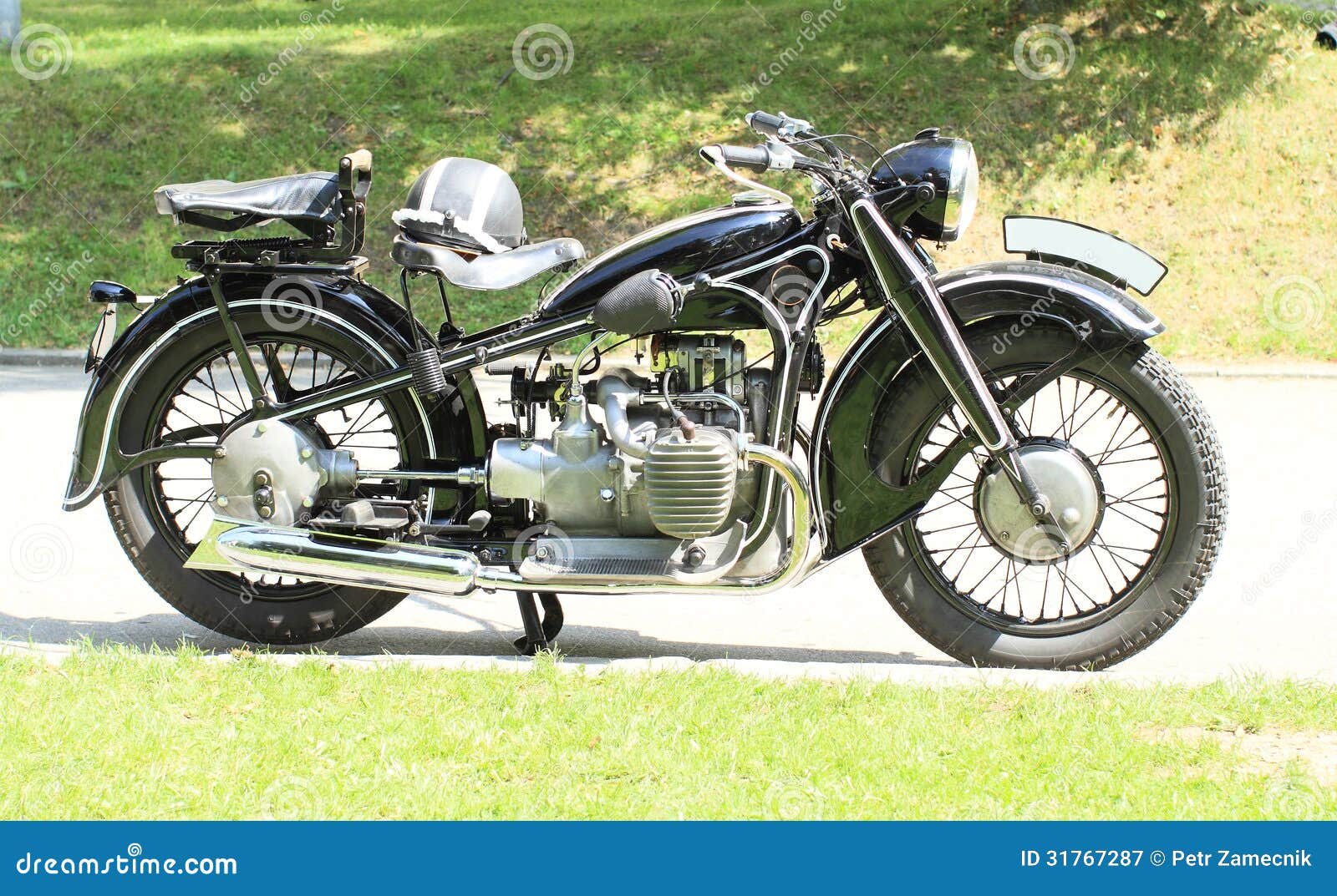 Oude zwarte motor stock afbeelding. Image of voertuig - 31767287