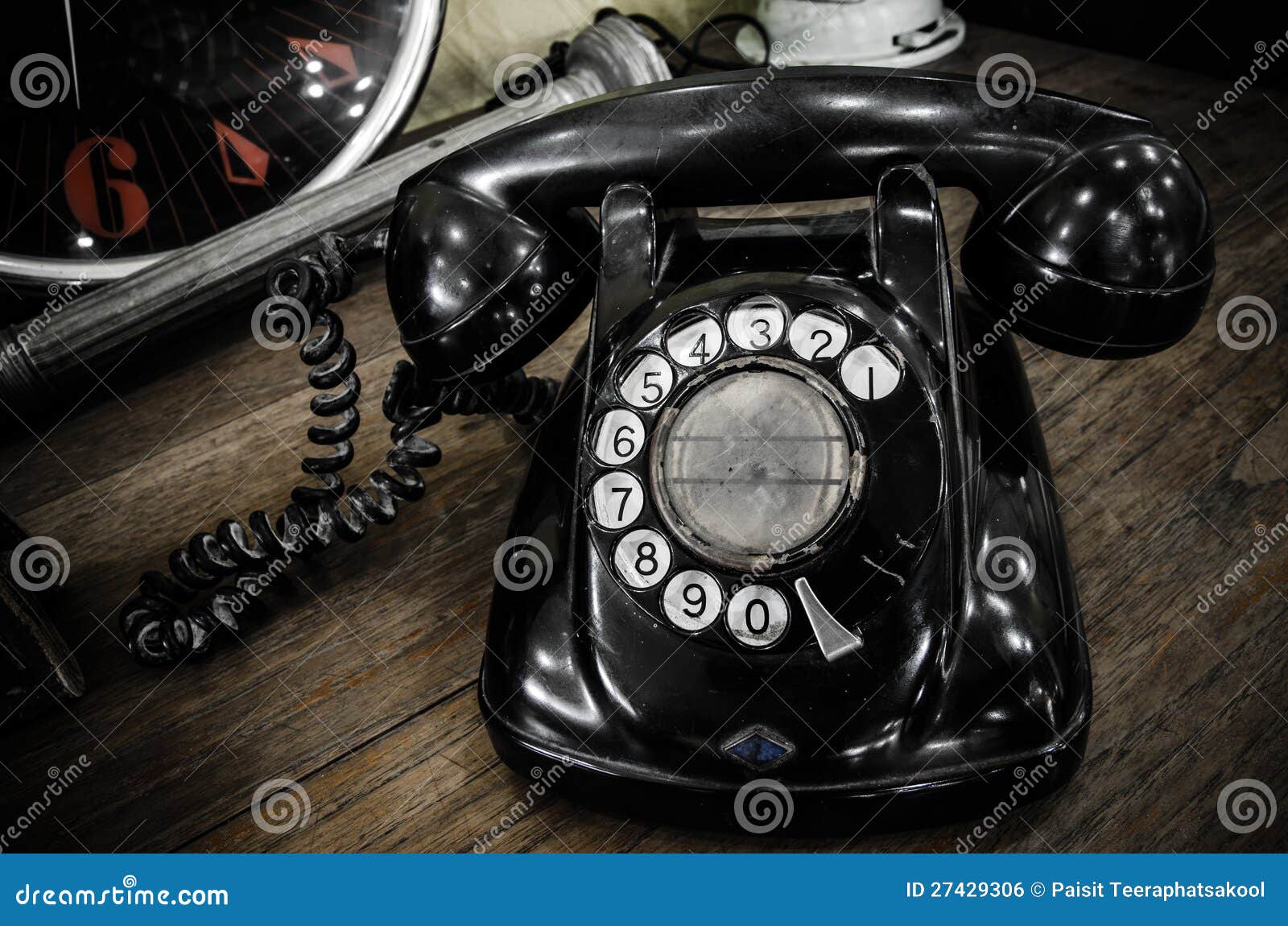 Oude zwarte telefoon stock foto. Image of mededeling - 27429306