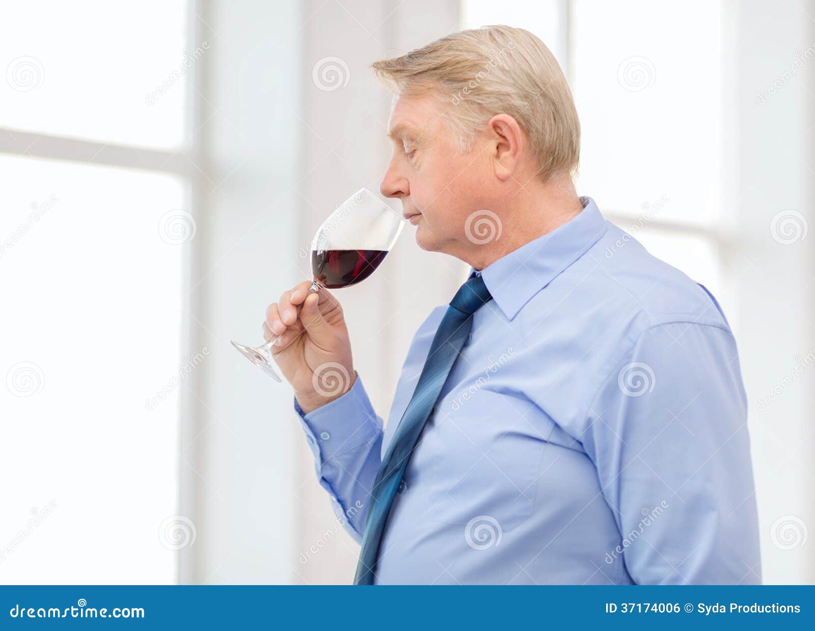 Oudere Mens Die Rode Wijn Ruiken Stock Foto - Image of klassiek, neus ...