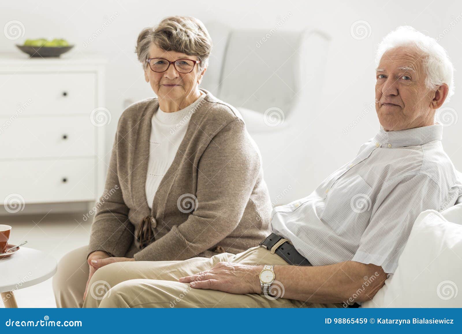 Oudere Mensen Die Samen Zitten Stock Afbeelding - Image of helder ...