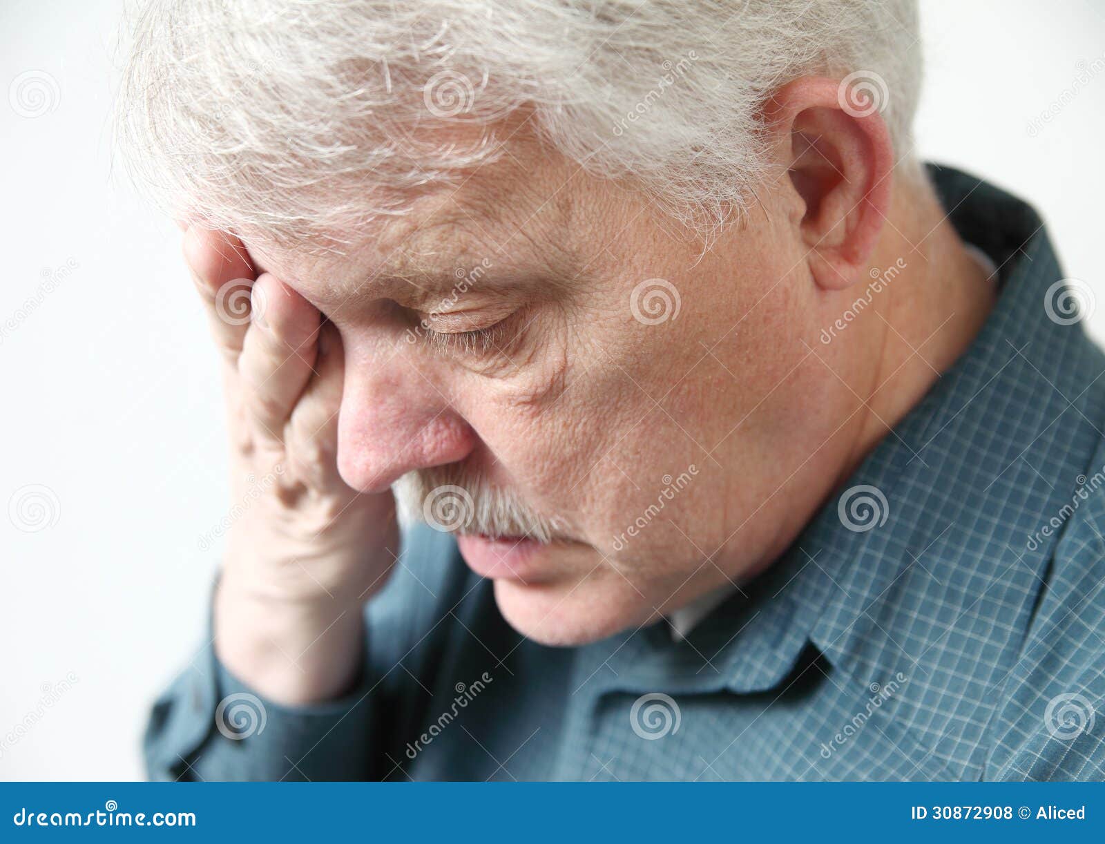 Oudere vermoeide mens stock foto. Image of horizontaal - 30872908