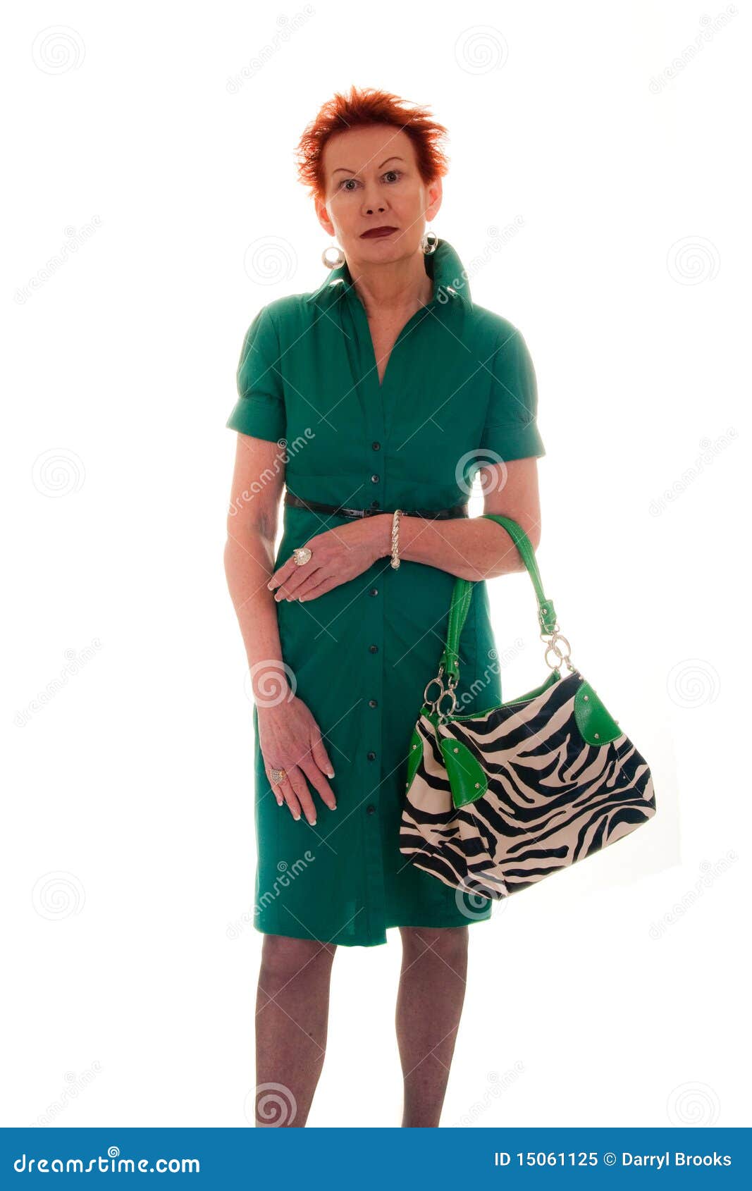 Oudere Vrouw in Groene Kleding En Gestreepte Beurs Stock Afbeelding ...