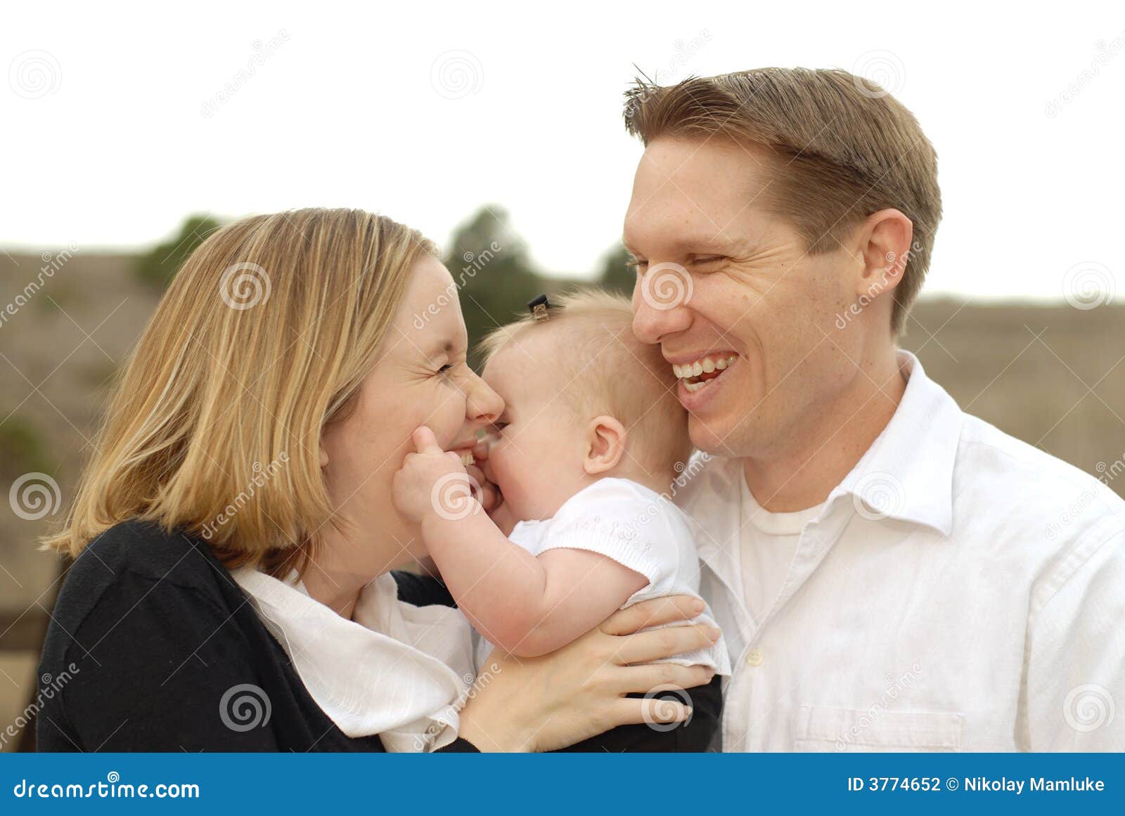 Ouders die hun baby kussen stock foto. Image of pret, omhels - 3774652